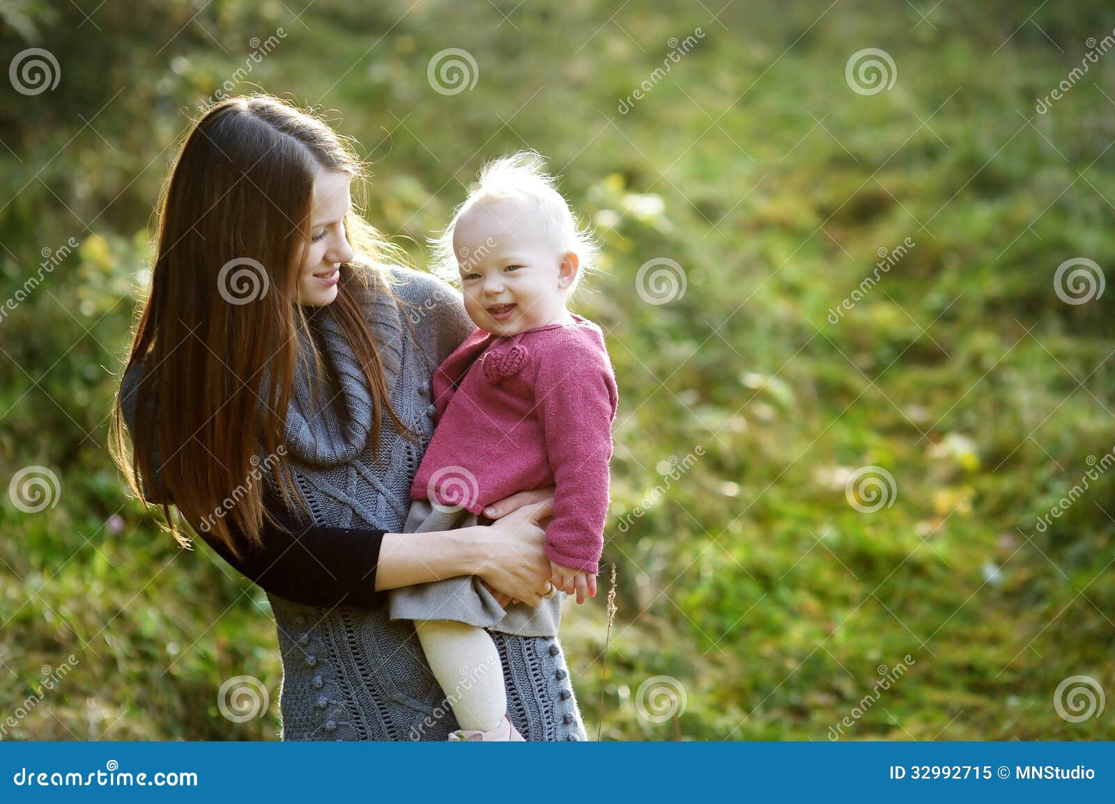 Junge Mutter Und Ihre Kleinkindtochter am Fall Stockbild - Bild von ...