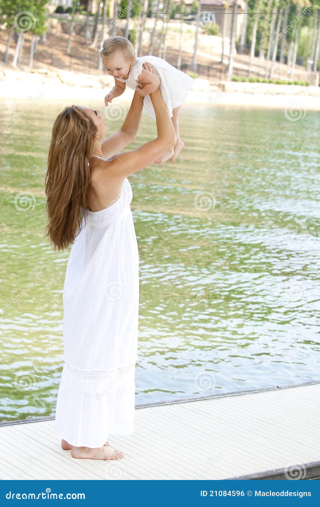 Junge Mutterholding Ihr Kind in Der Luft Stockfoto - Bild von porträt ...