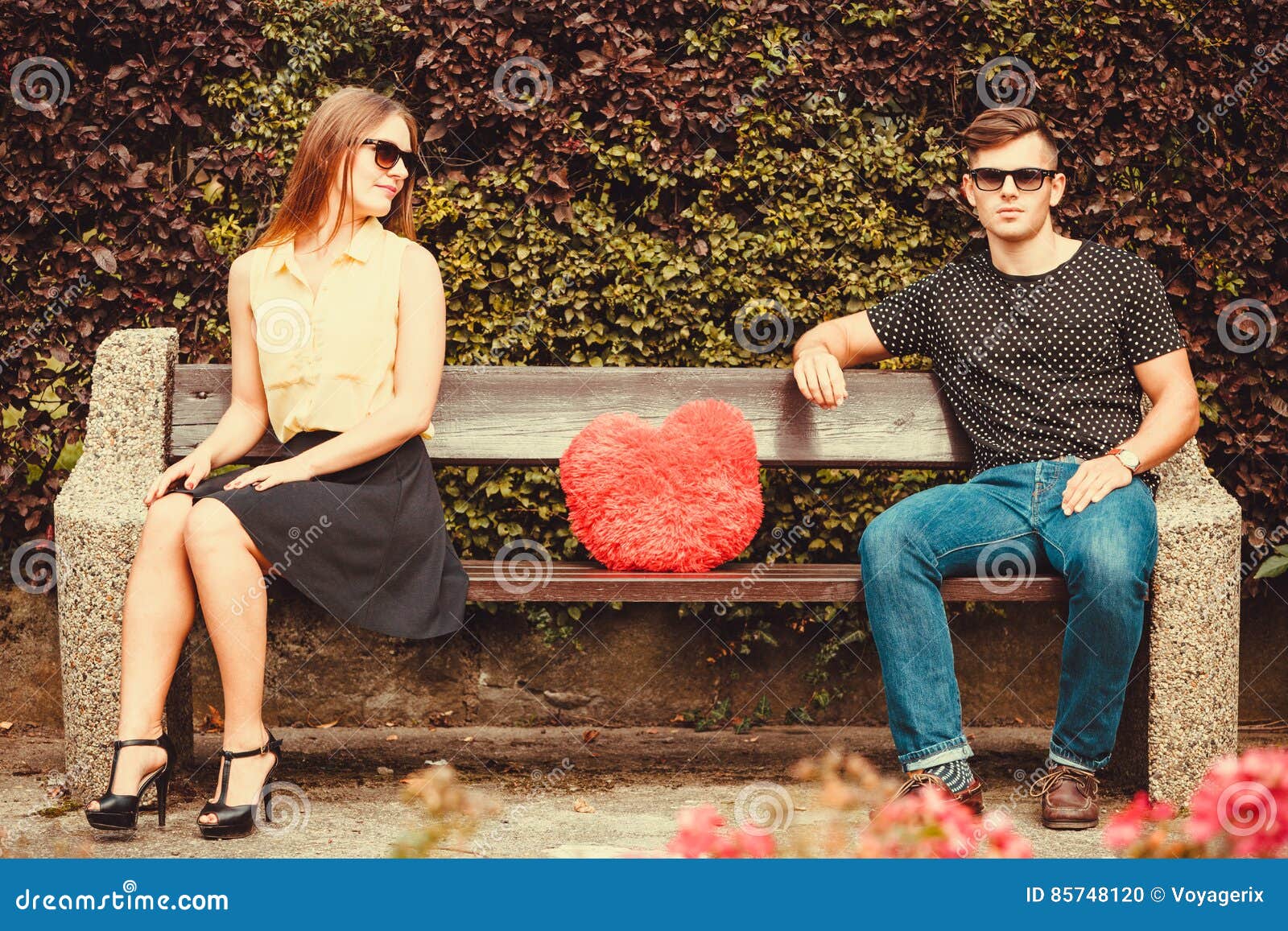 Junge Paare, Die Auf Bank Sitzen Stockfoto - Bild von sitzung, junge ...