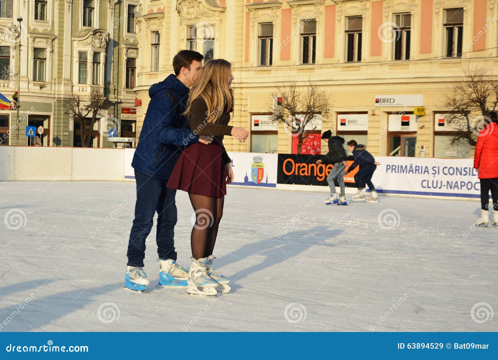 Junge Paare, Die Auf Eislaufeisbahn Eislaufen Redaktionelles Stockbild - Bild von kaukasisch ...