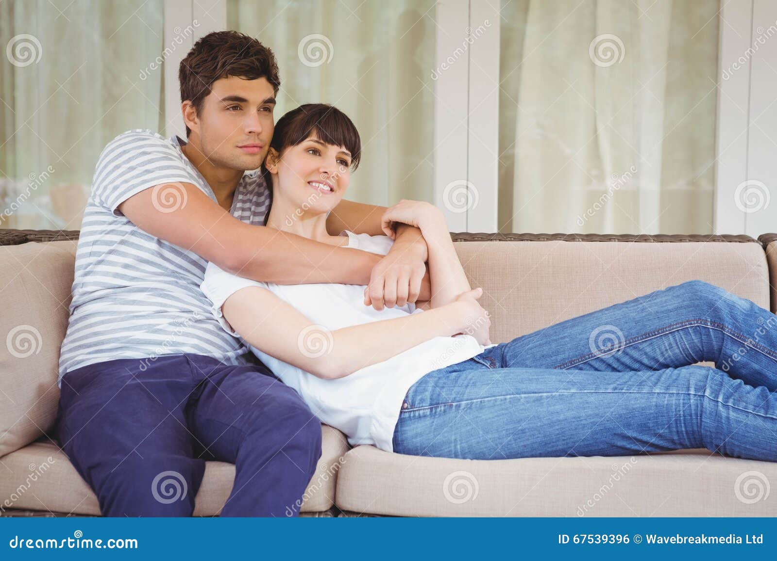 Junge Paare, Die Auf Sofa Umfassen Stockfoto - Bild von zuhause, bewohnbar: 67539396