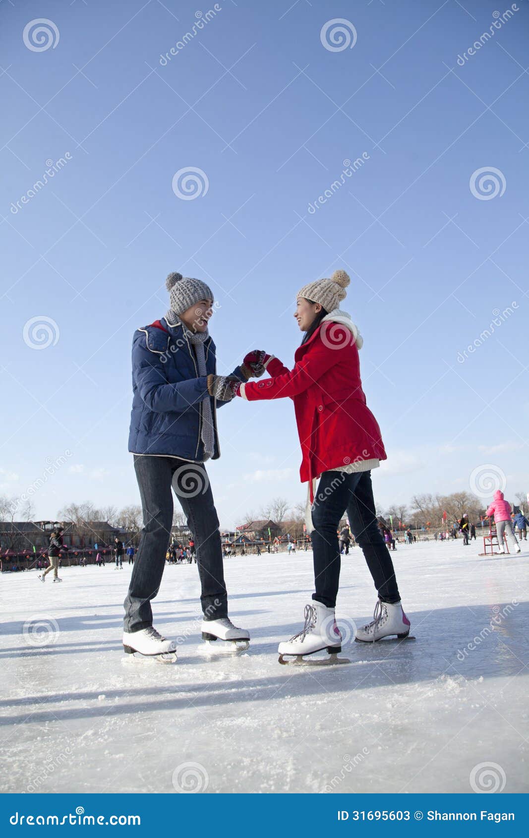 Junge Paare, Die an Der Eisbahn Eislaufen Stockbild - Bild von lachen, heterosexueller: 31695603
