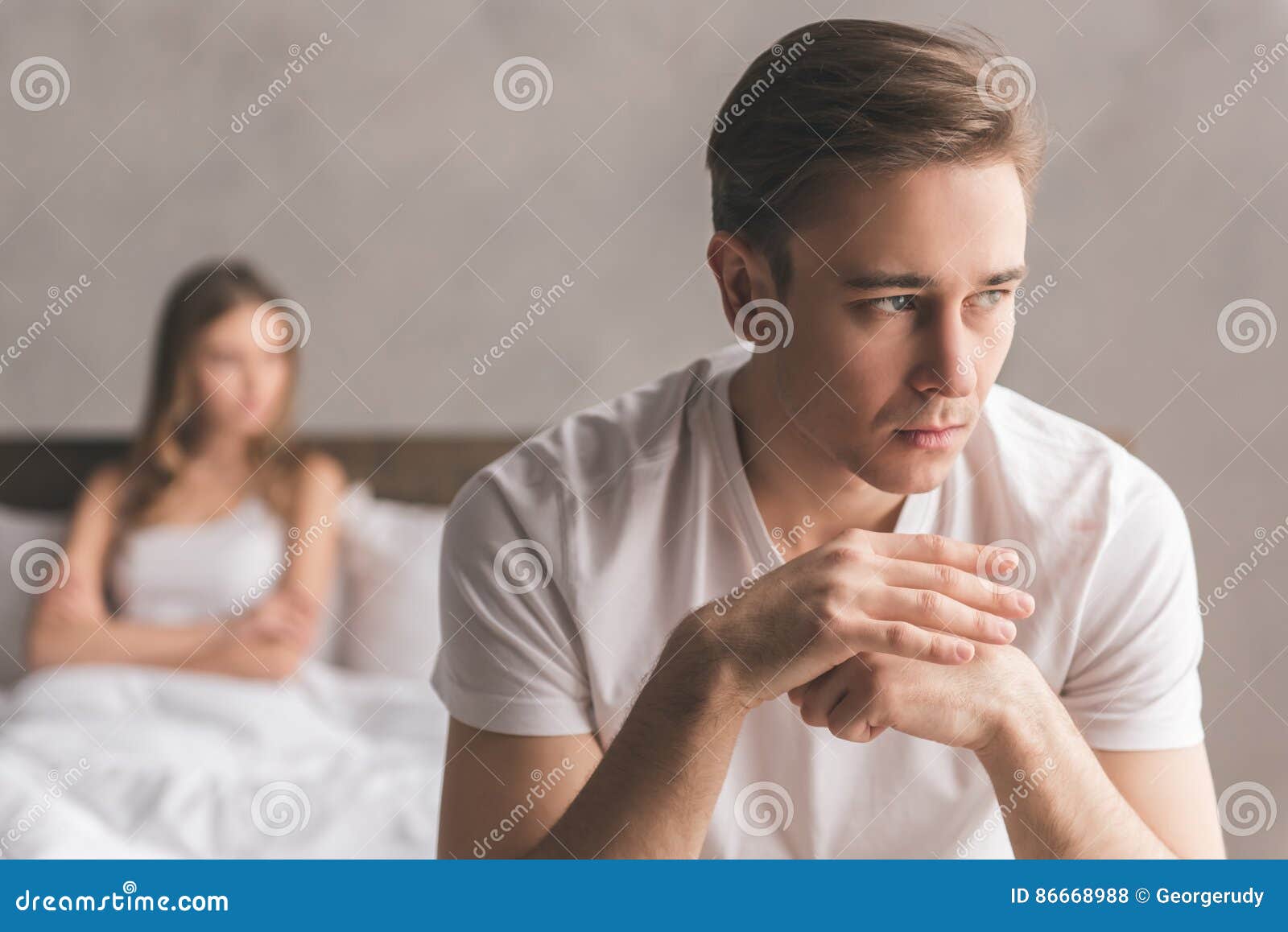 Junge Paare, Die Ein Problem Haben Stockfoto - Bild von liebe, männer ...