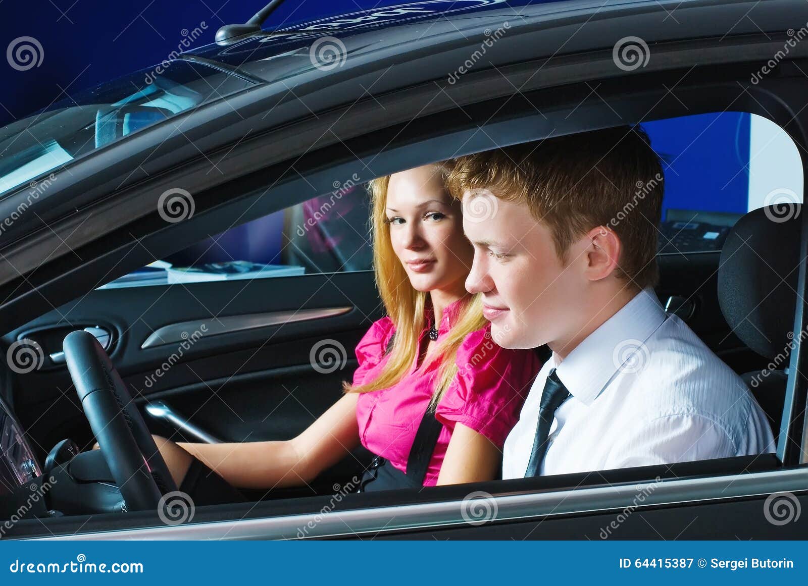 Junge Paare, Die Im Auto Sitzen Stockbild - Bild von freunde, inhaber ...