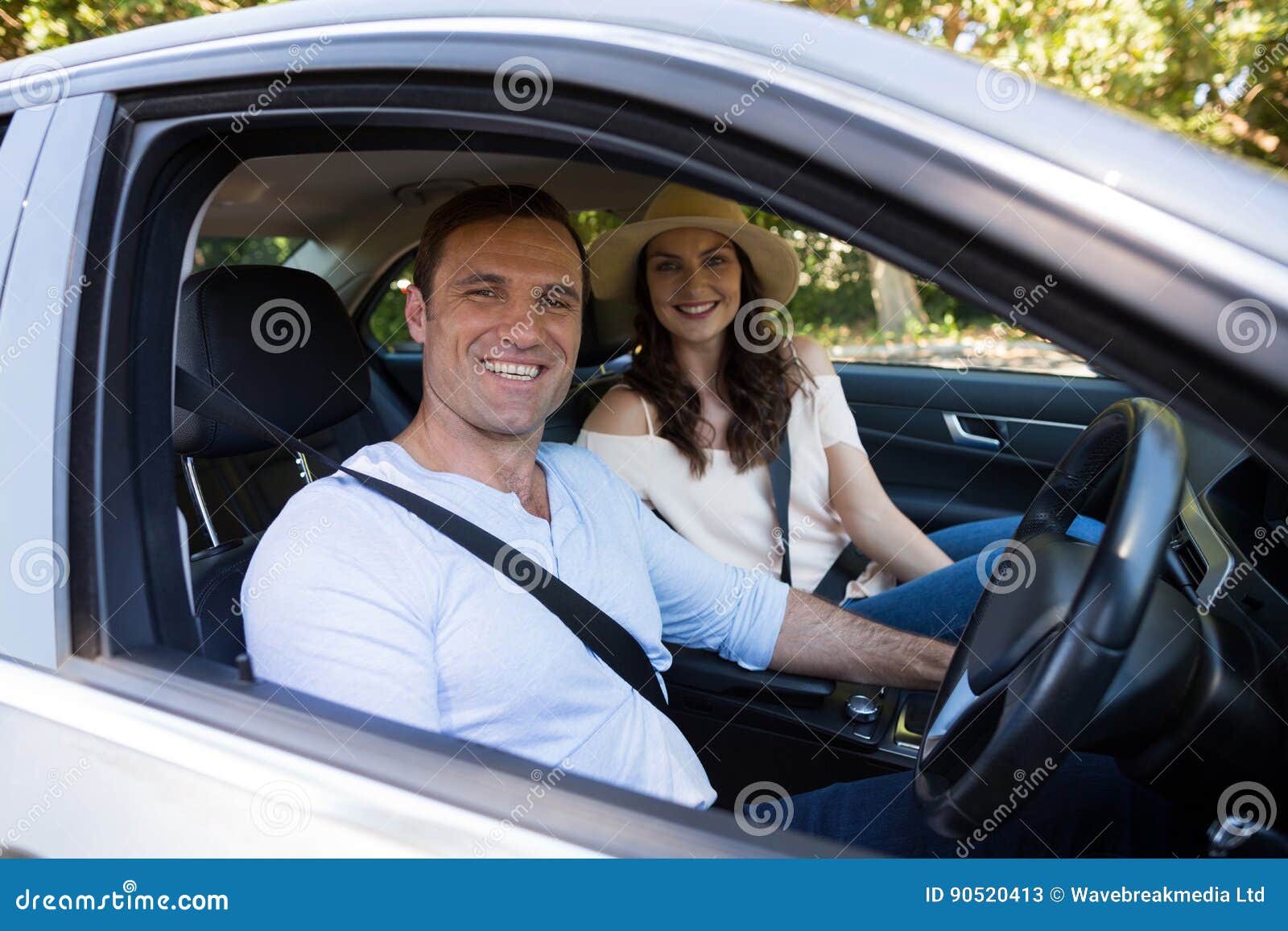 Junge Paare, Die Im Auto Sitzen Stockbild - Bild von glück, verhältnis ...