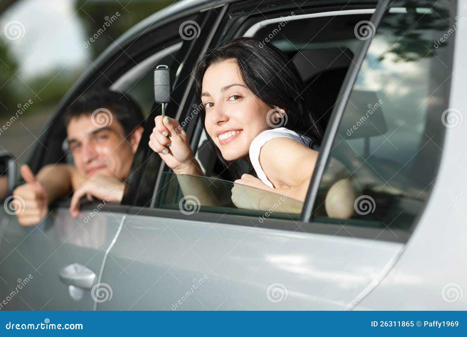 Junge Paare, Die Im Neuen Auto Sitzen Stockbild - Bild von tasten, mann ...