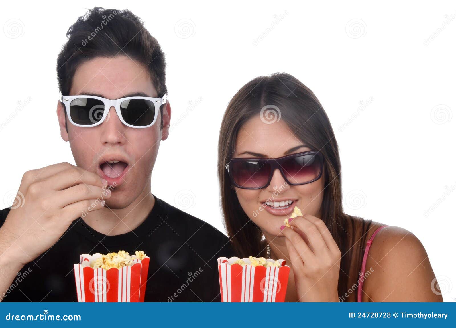 Junge Paare, Die Popcorn Essen Stockfoto - Bild von nahrung, paare ...