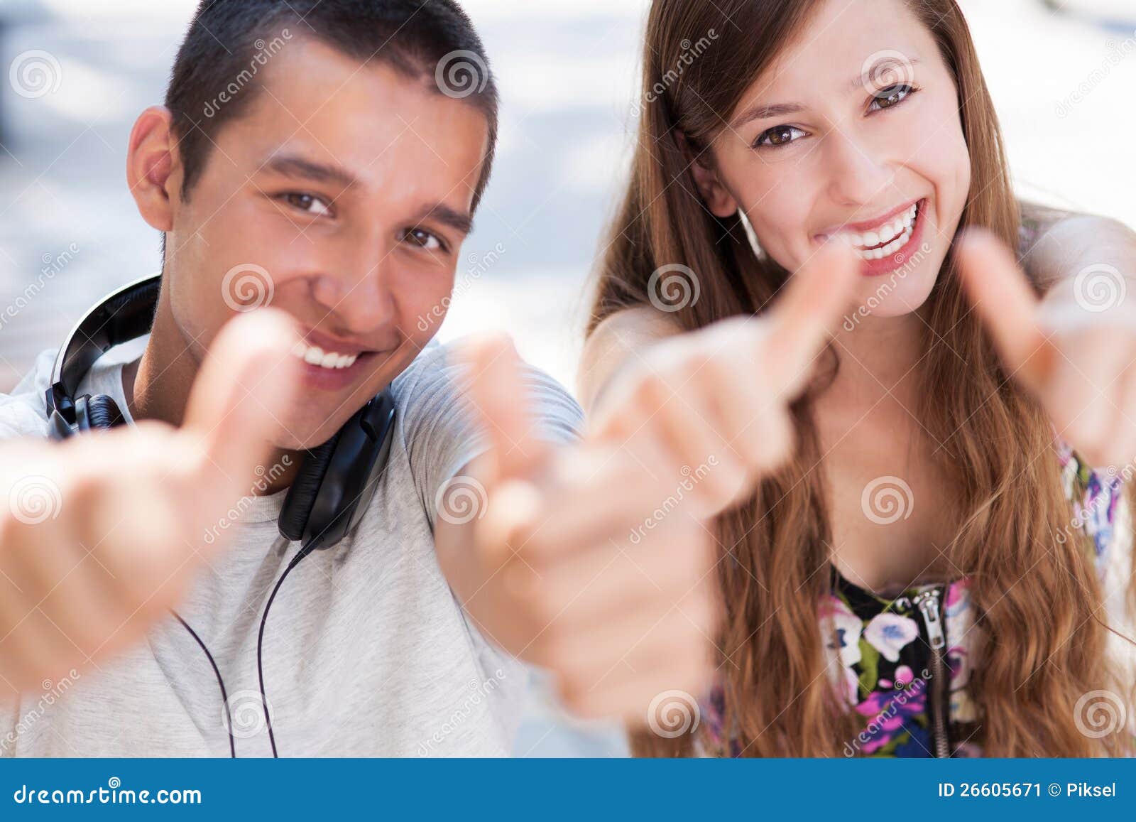 Junge Paare, Die Sich Daumen Zeigen Stockbild - Bild von erwachsener ...