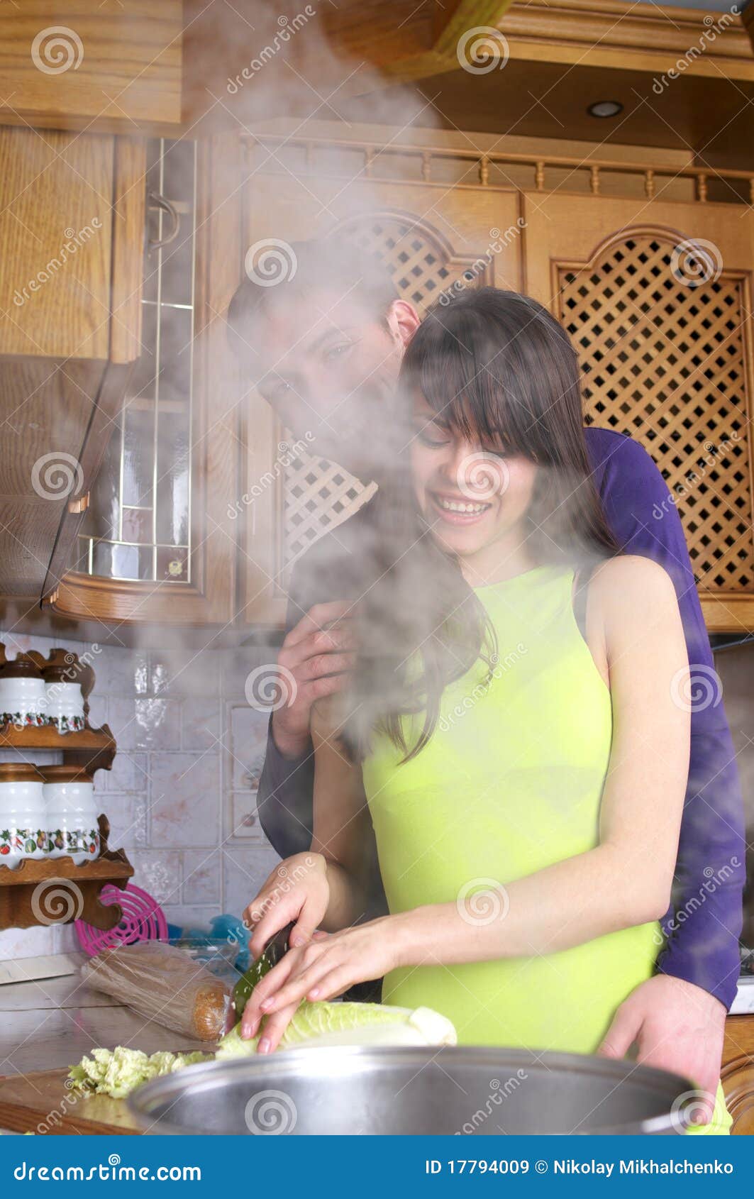 Junge Paare Kochen Zu Hause Stockbild - Bild von umfassen, lebensstil ...