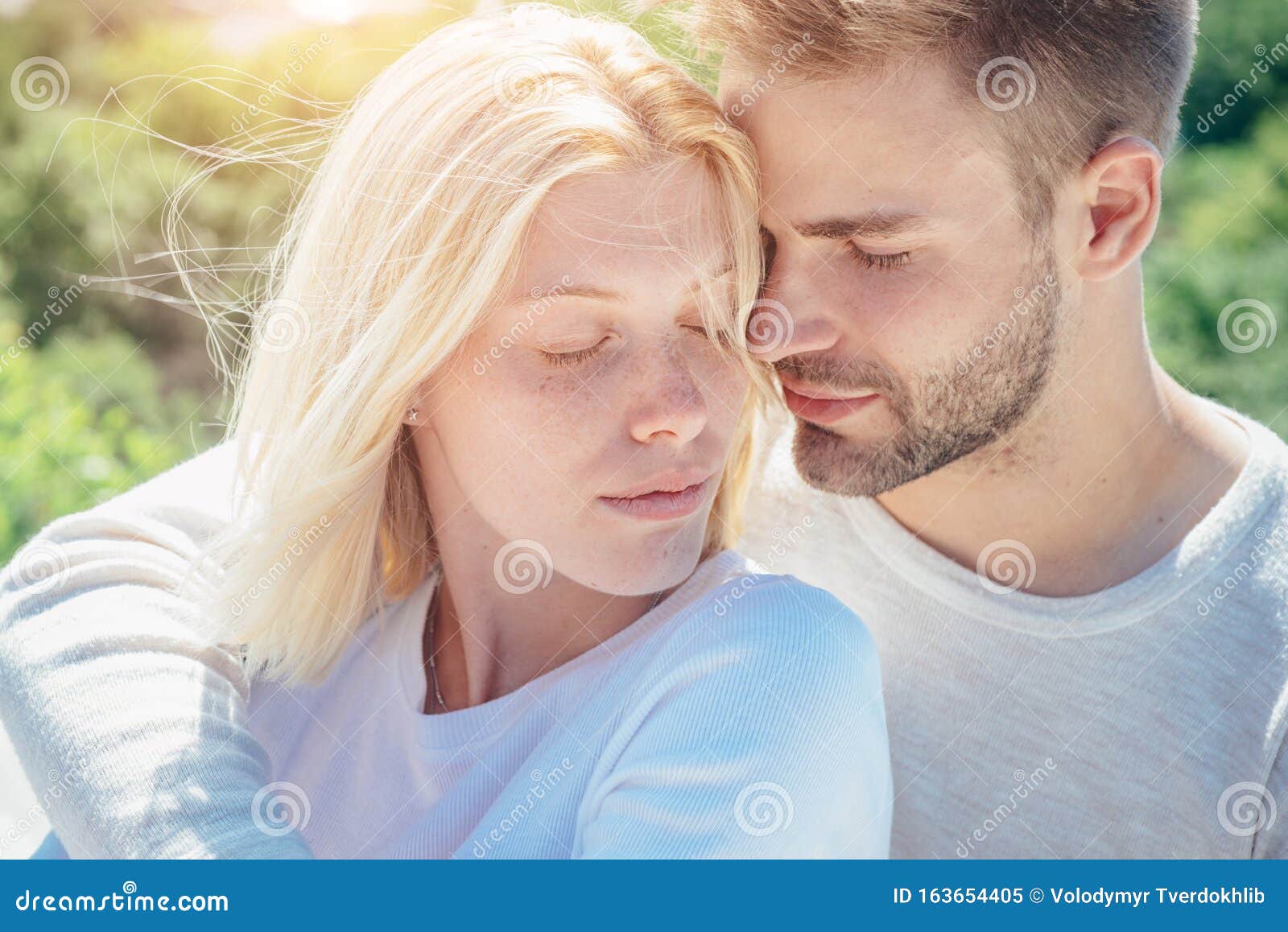 Junge Paare Mit Leidenschaftlichem Intensivem Sex Sinnlicher Touch
