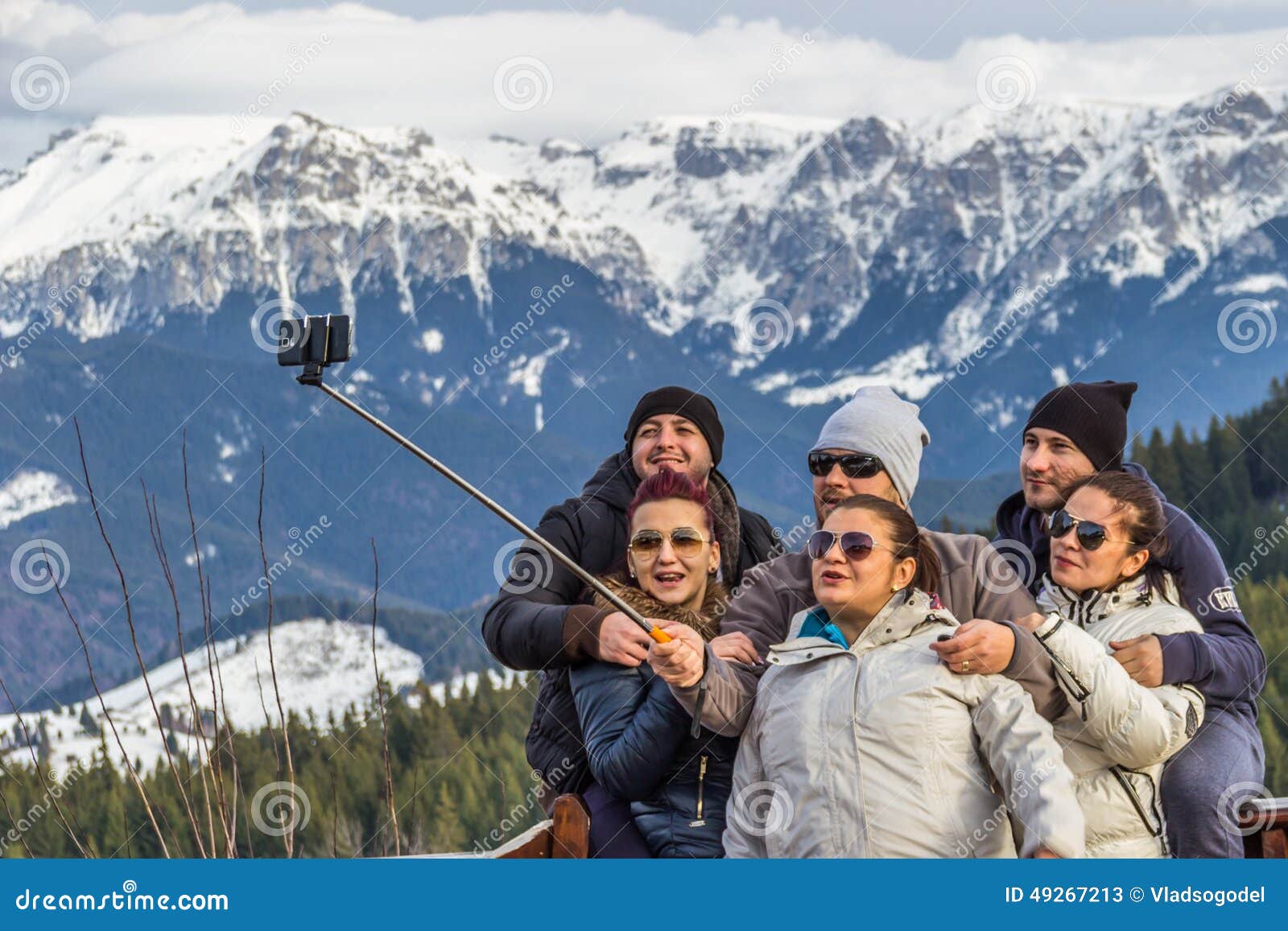 Junge Paare Unter Verwendung High-Techen Redaktionelles Stockfoto ...