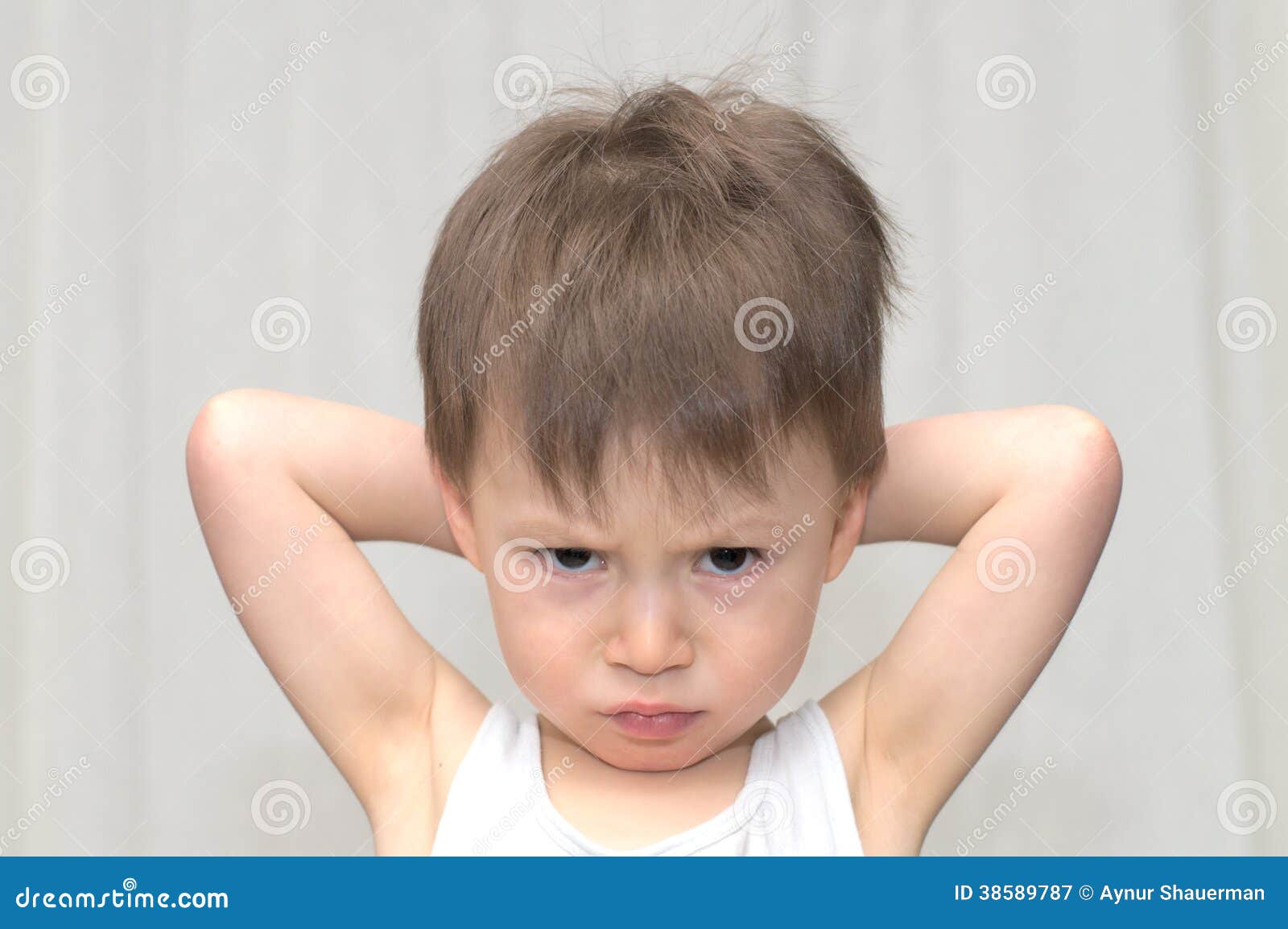 Junge schaut schief stockbild. Bild von blick, versessen - 38589787