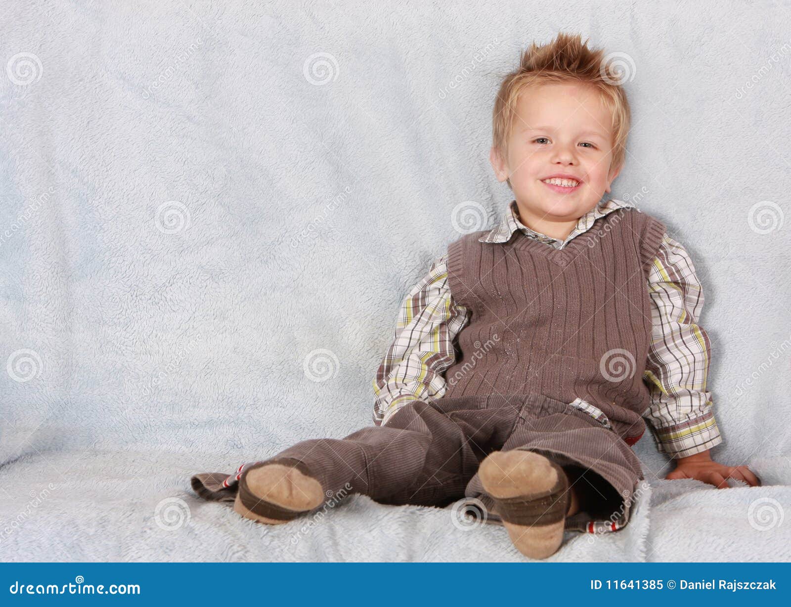 Junge sitzt auf dem Sofa stockbild. Bild von leben, ausbildung - 11641385