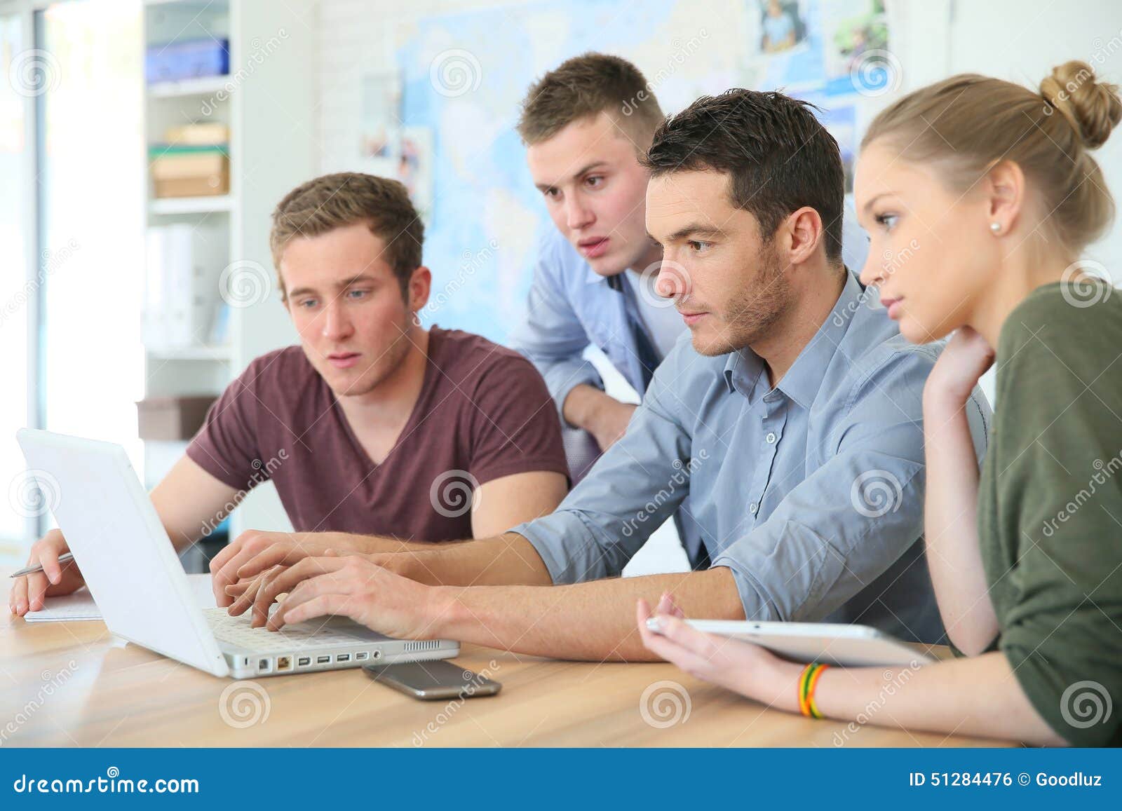Junge Studenten auf Laptop stockfoto. Bild von geschäft - 51284476
