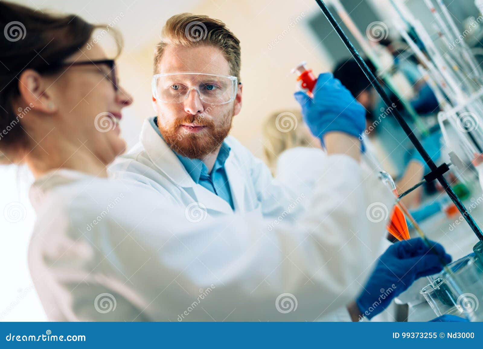 Junge Studenten Der Chemie Arbeitend Im Labor Stockbild - Bild von ...