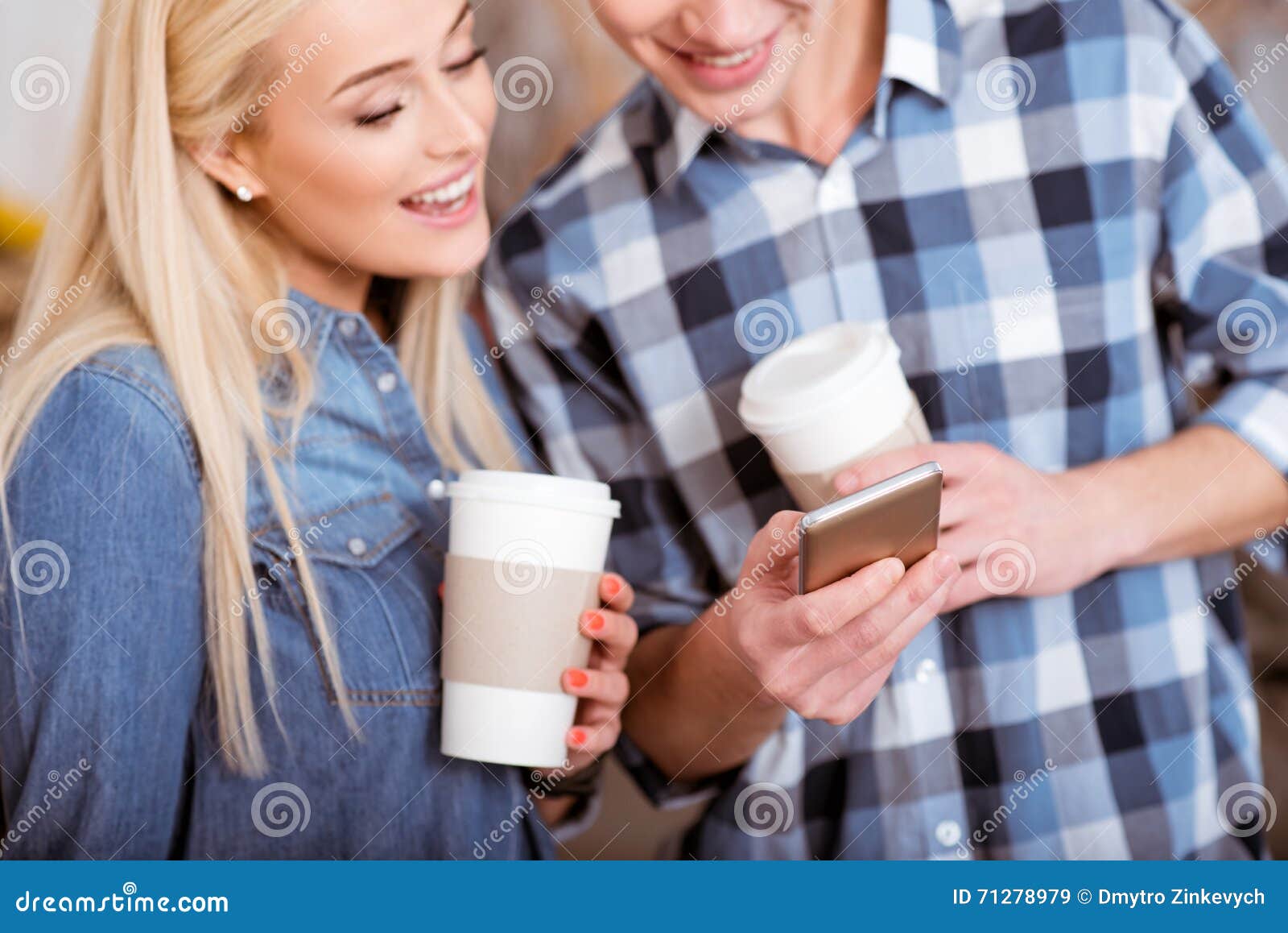 Junge Studenten, Die Freizeit Haben Stockbild - Bild von standplatz ...