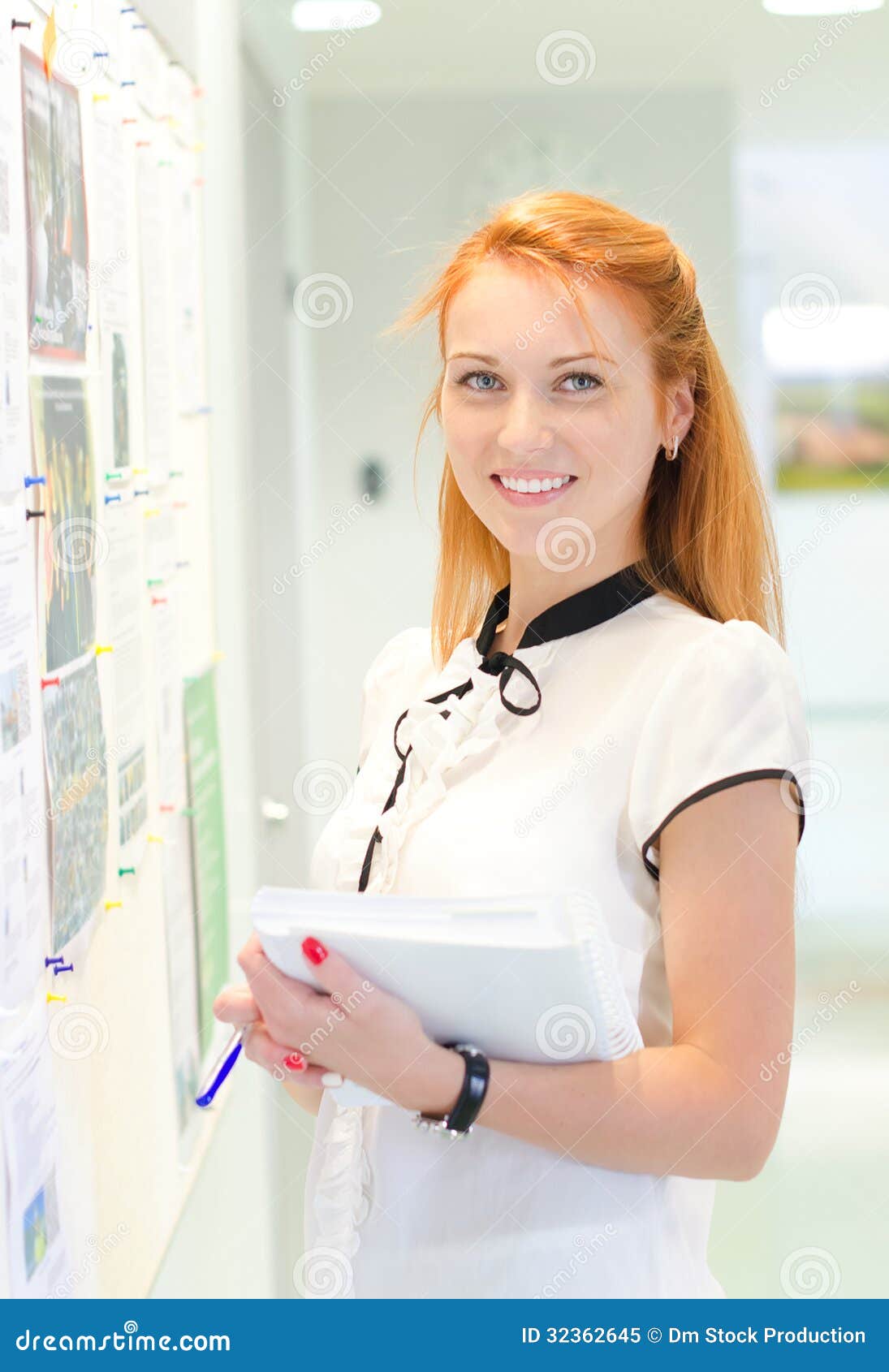 Junge Studentin stockbild. Bild von ausbildung, erfahrung - 32362645