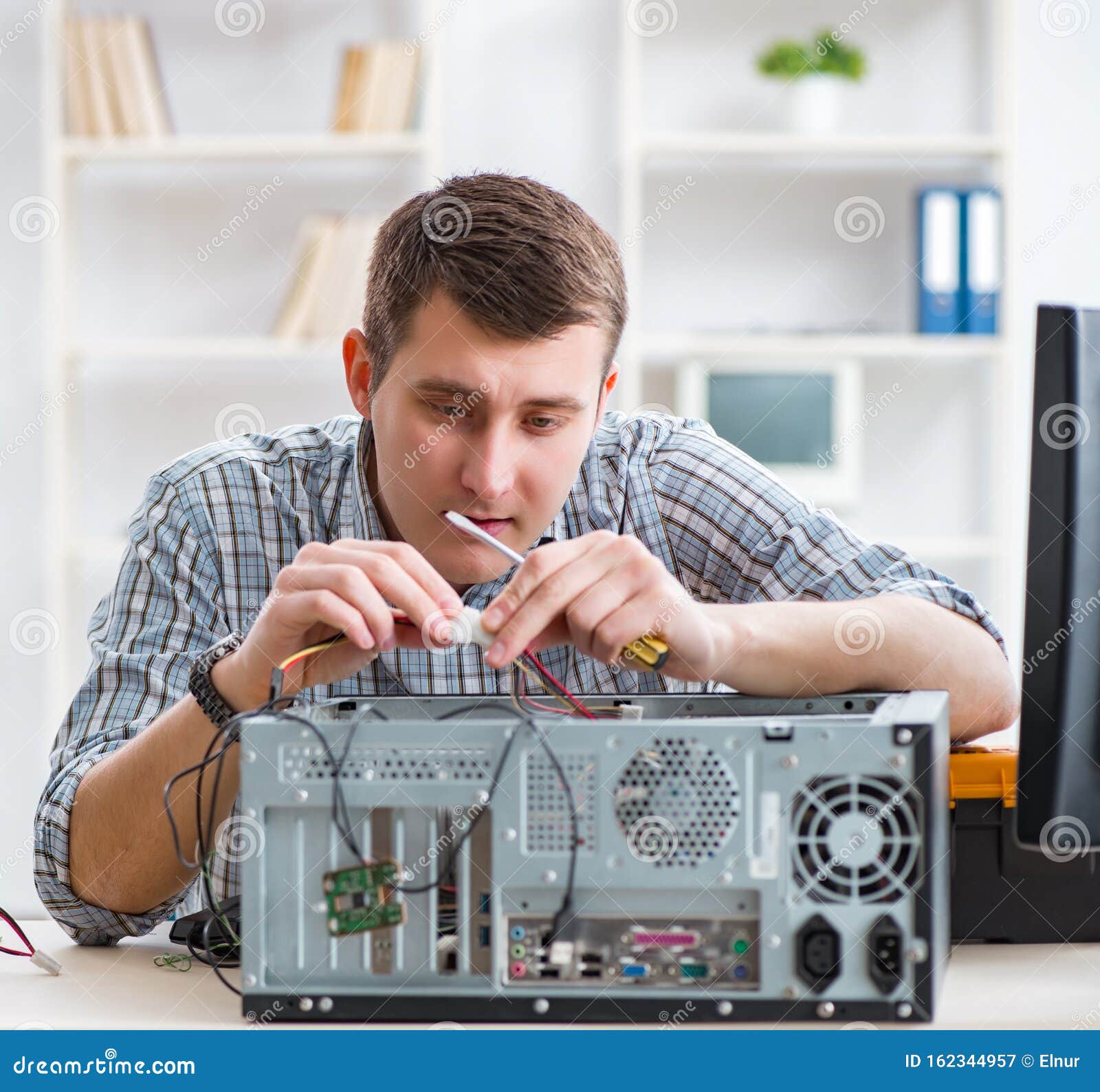 Junge Techniker Reparieren Computer in Der Werkstatt Stockbild - Bild ...