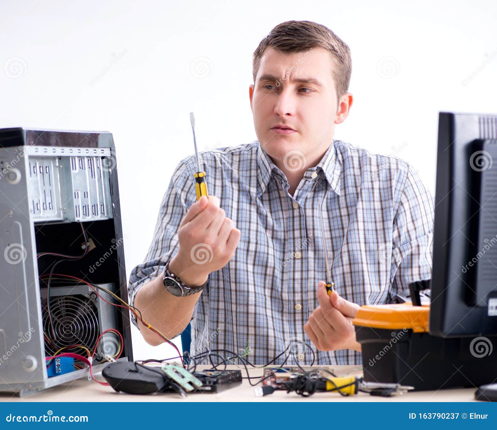 Junge Techniker Reparieren Computer in Der Werkstatt Stockbild - Bild ...