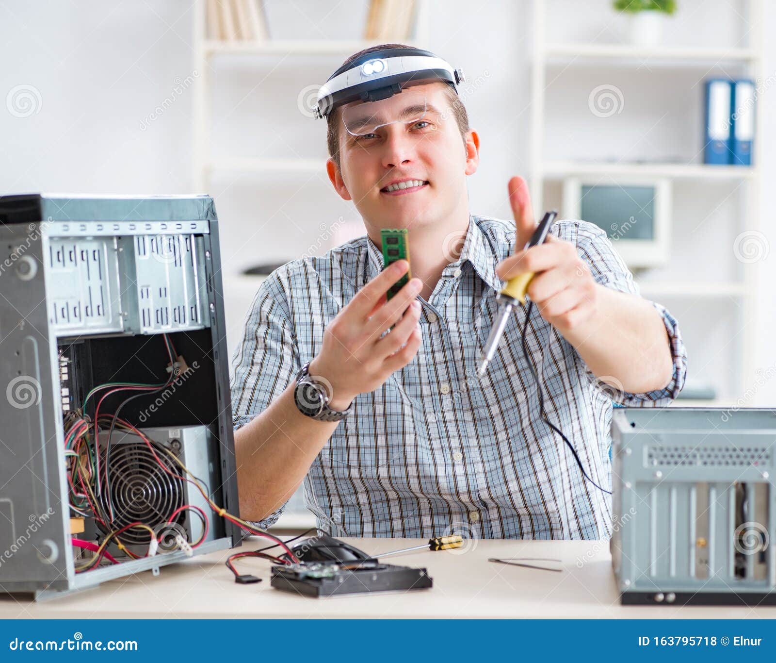 Junge Techniker Reparieren Computer in Der Werkstatt Stockfoto - Bild ...