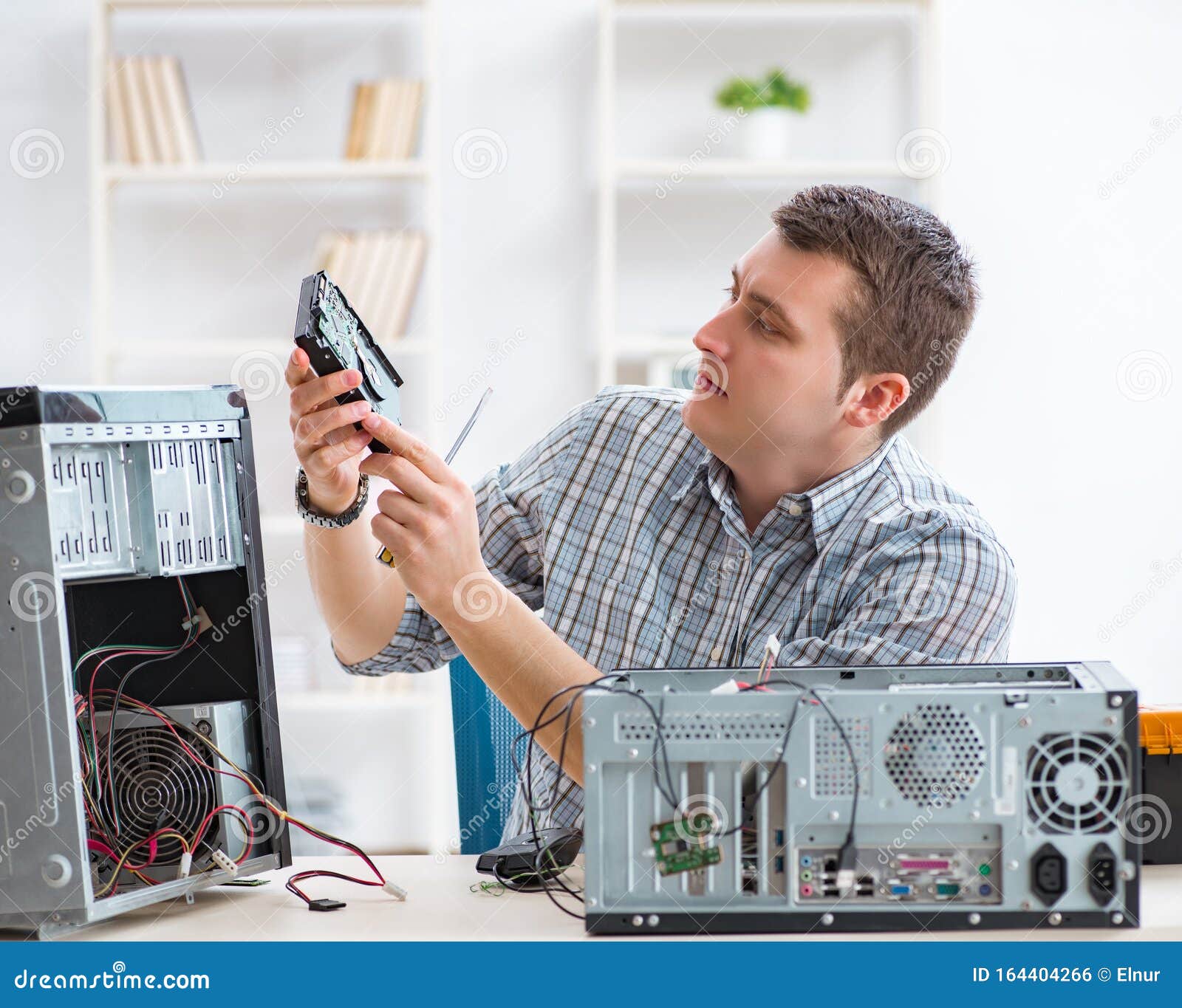 Junge Techniker Reparieren Computer in Der Werkstatt Stockfoto - Bild ...