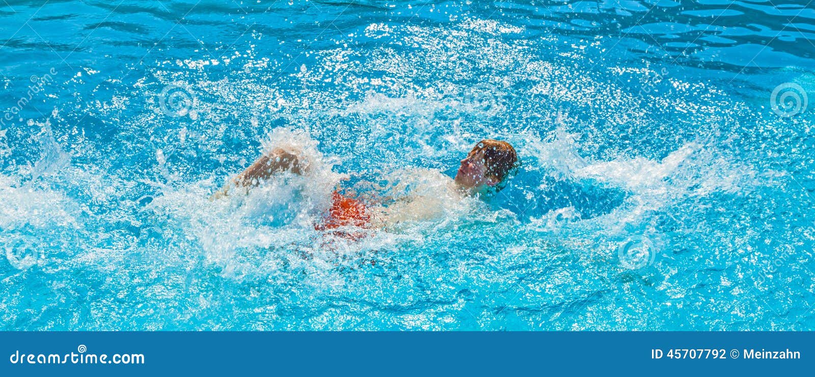 Junge Tut Das Schleichen Im Pool Stockfoto - Bild von tageslicht ...