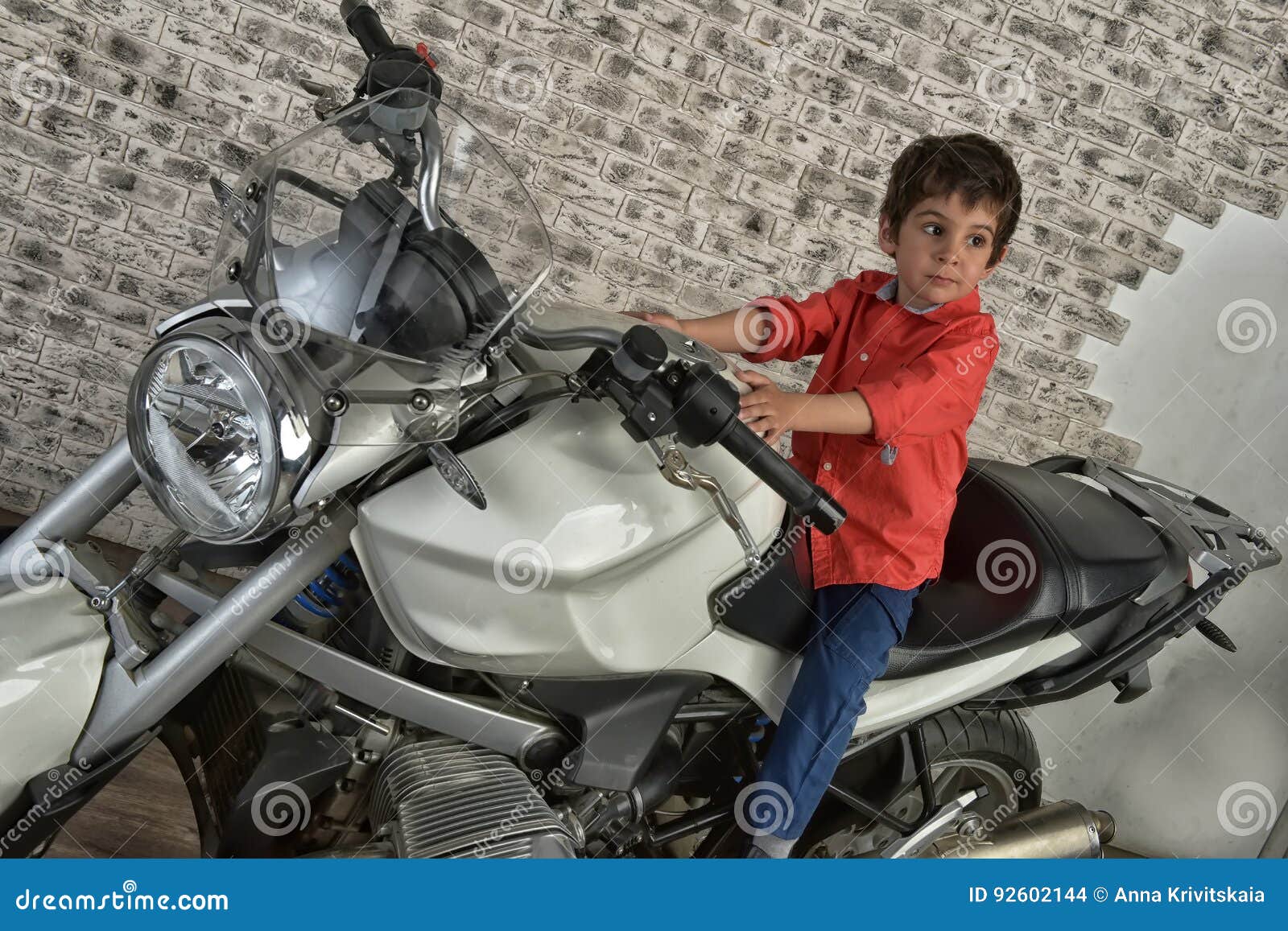 Junge und ein Motorrad stockfoto. Bild von kaukasisch - 92602144