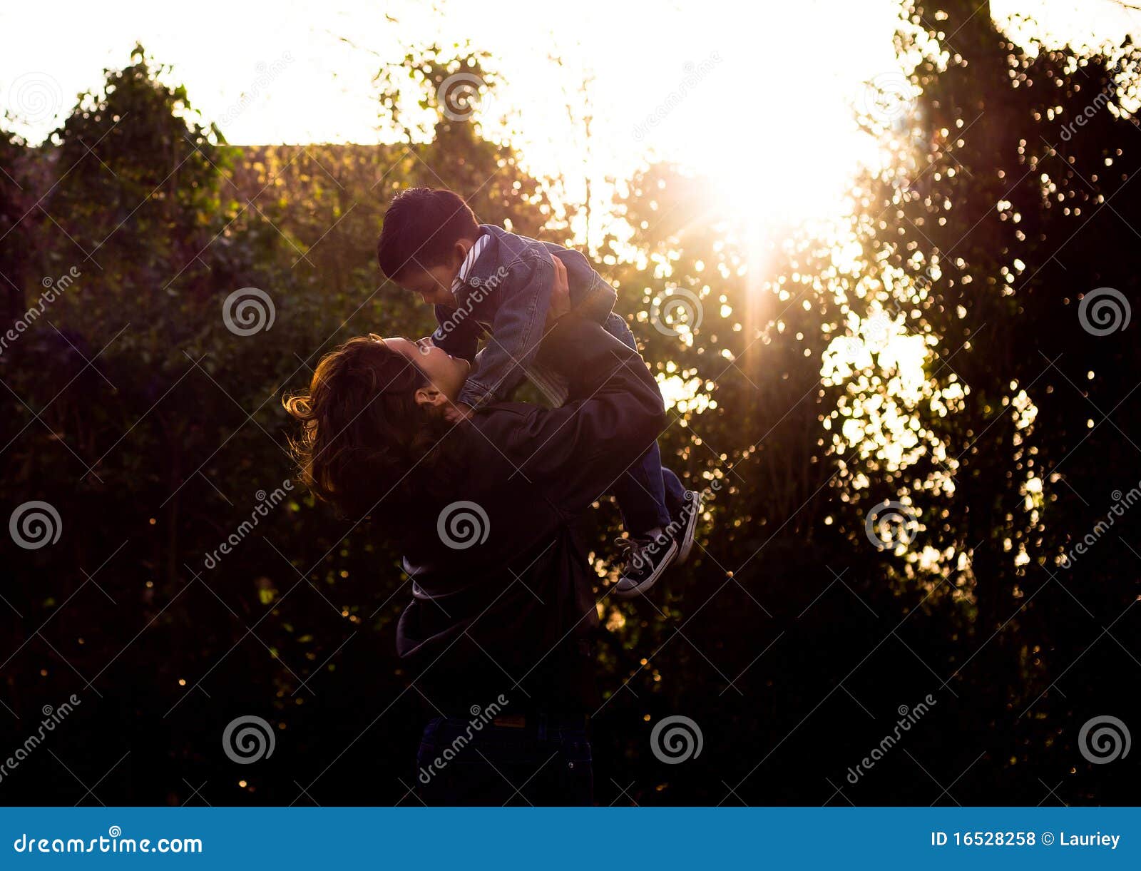 Junge Und Seine Mutter - Liebe Stockfoto - Bild von betrieb, recht ...