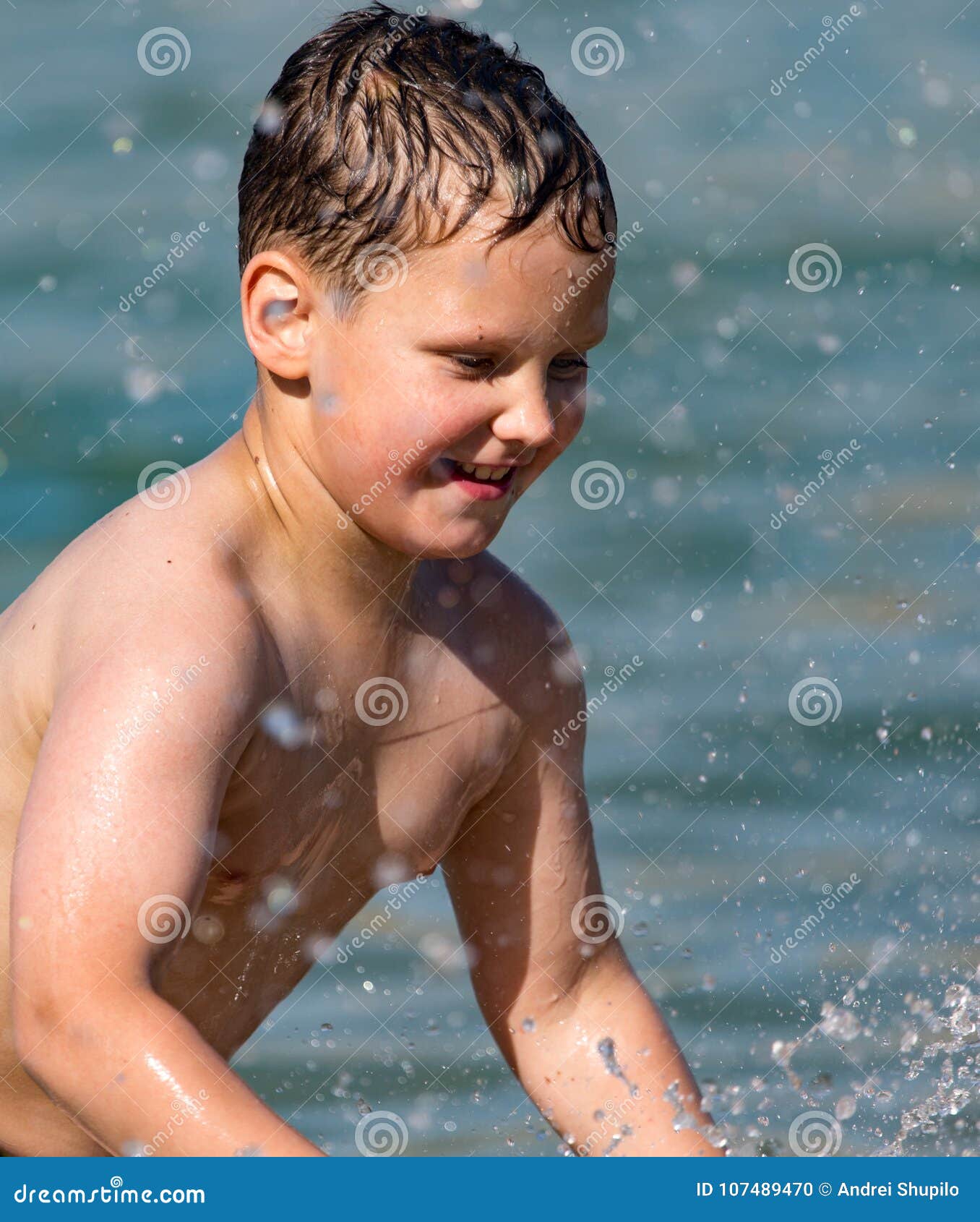 Junge Wird Im See Zum Strand Gebadet Stockfoto - Bild von junge, jung ...