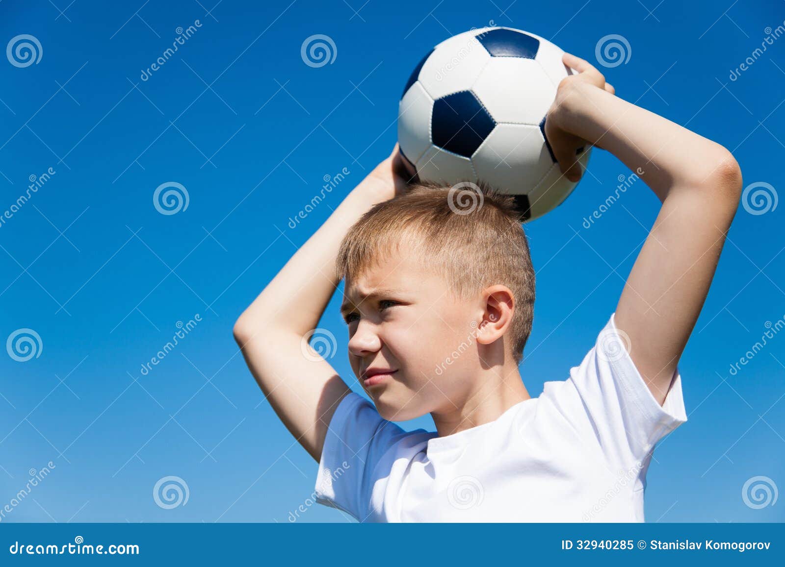 Junge wirft einen Ball. stockbild. Bild von porträt, blond - 32940285