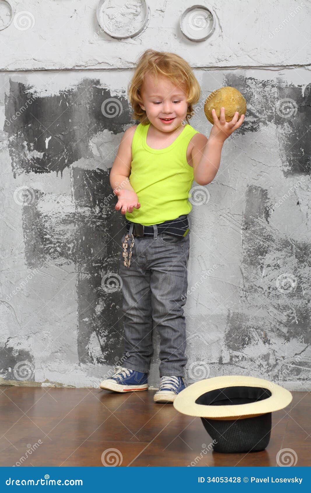 Junge Wirft Einen Ball in Einem Hut Stockfoto - Bild von glücklich ...