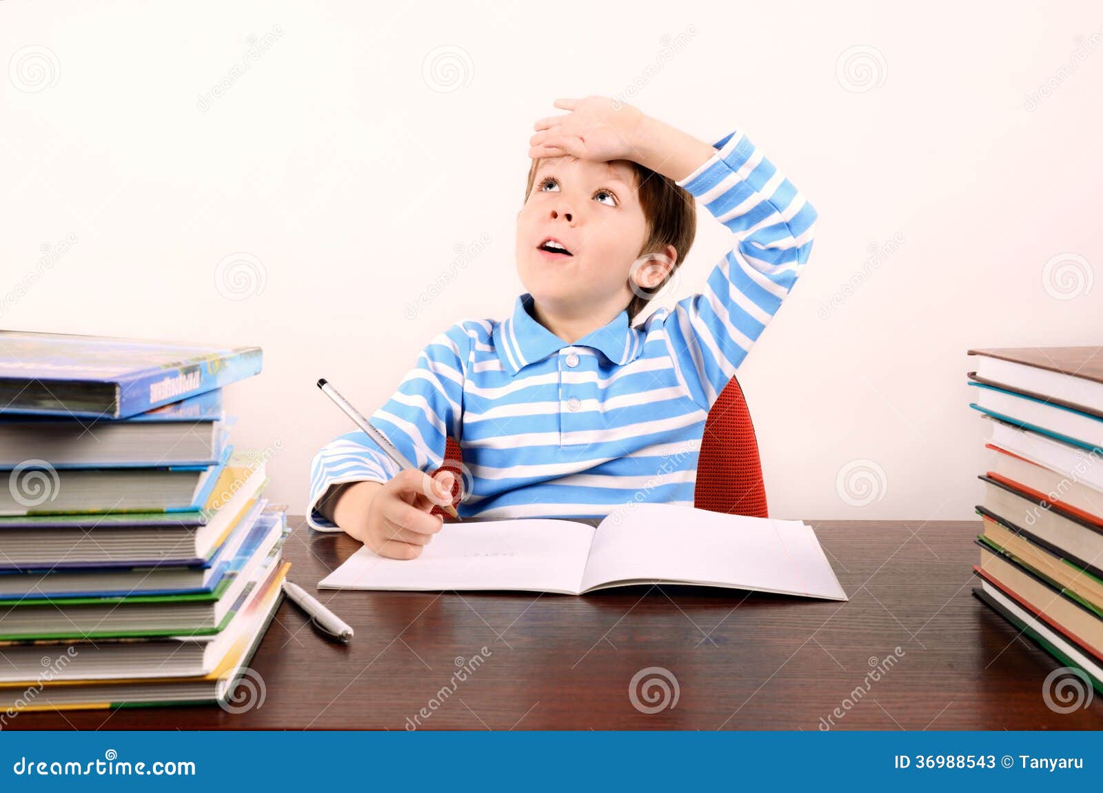 Junge Wischt Seine Stirn Mit Seiner Hand Ab Stockbild - Bild von übung ...