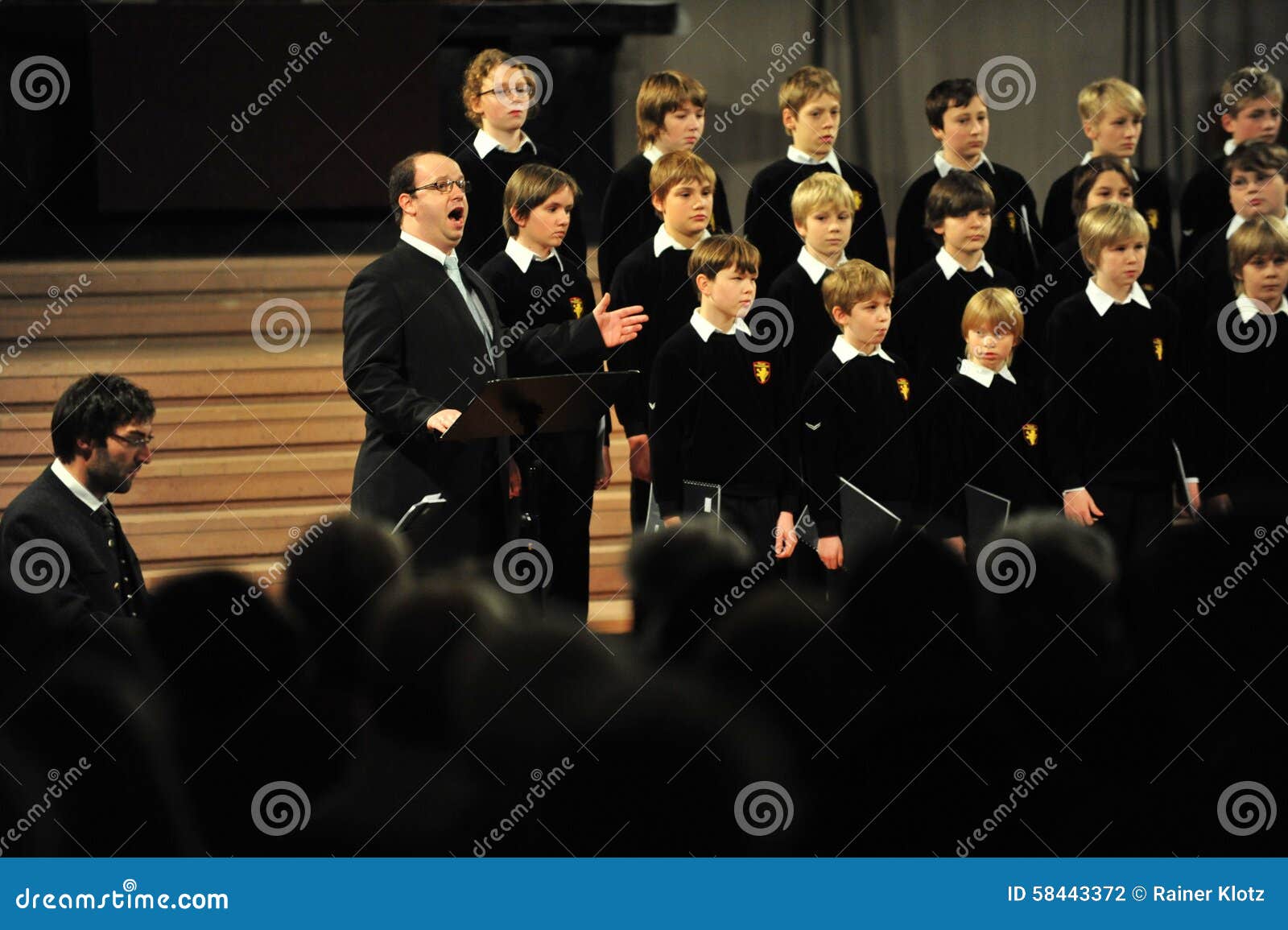 Jungen-Chor redaktionelles stockfotografie. Bild von jungen - 58443372