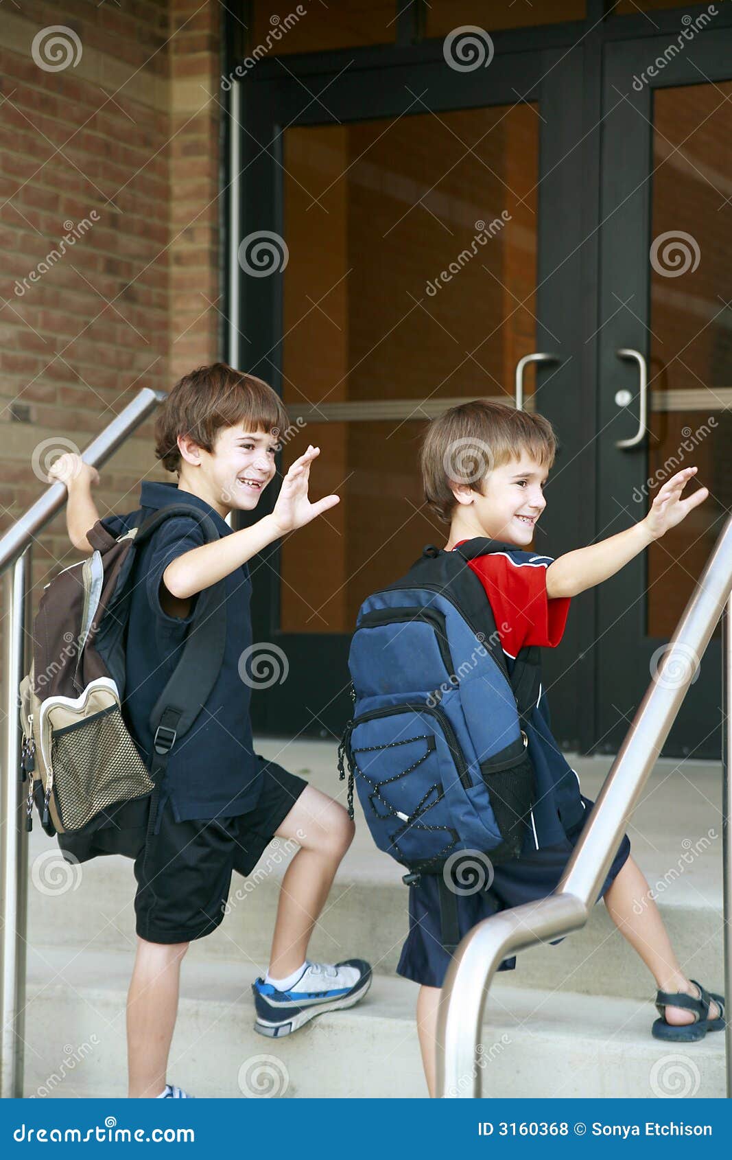 Jungen, Die in Schule Einsteigen Stockfoto - Bild von freunde, junge ...