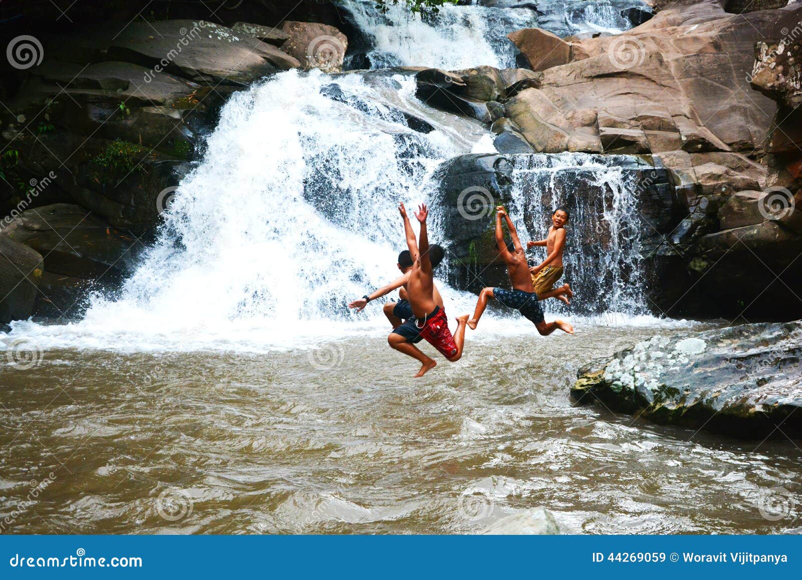 Jungen-lustiger Wasserfall redaktionelles stockbild. Bild von gefühl ...