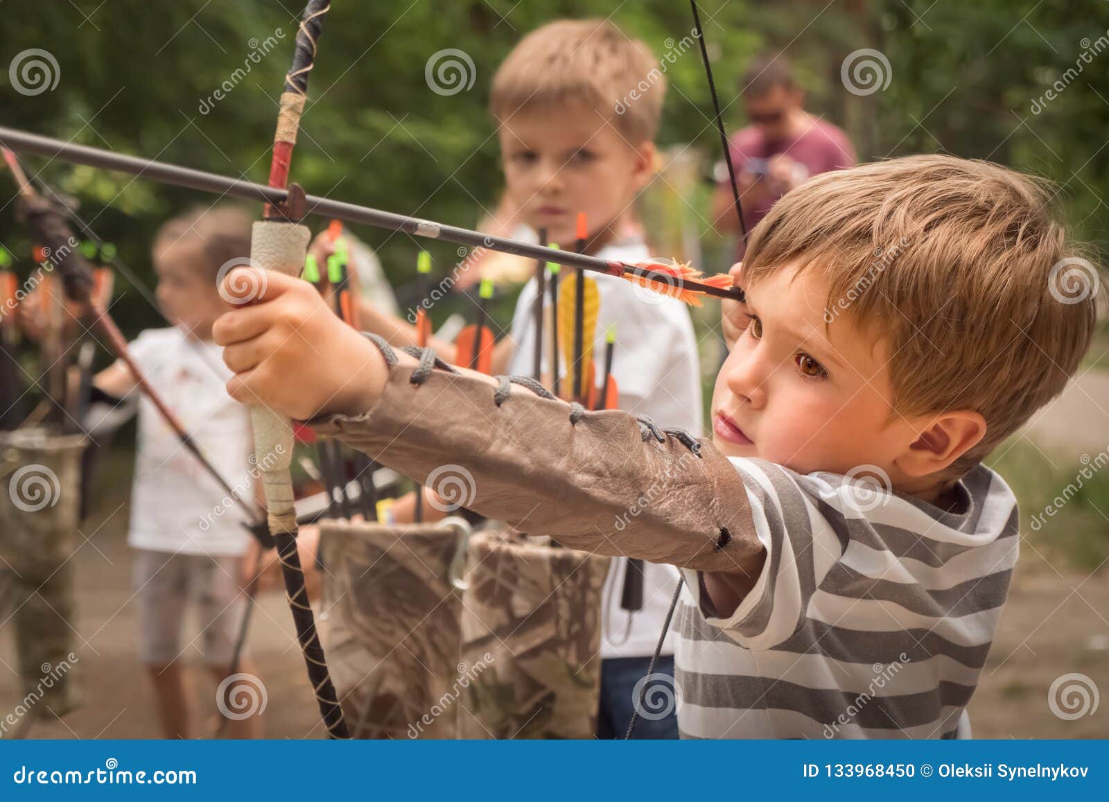 Jungen Mit Einem Pfeil Und Bogen Kinder Und Sport Stockfoto - Bild von ...