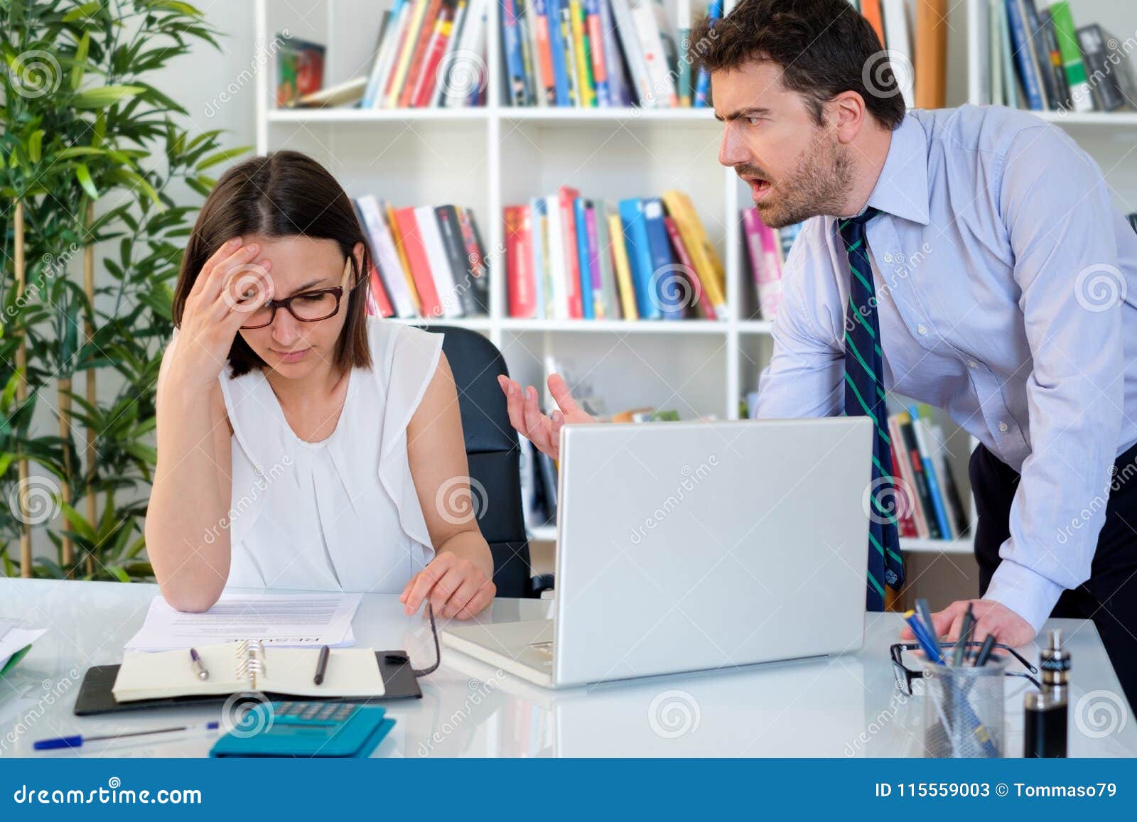 Junger Angestellter Gescholten Von Ihrem Chef Nach Fehler Stockbild ...