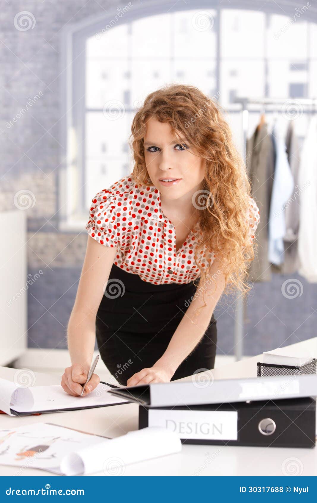 Junger Attraktiver Modedesigner in Der Arbeit Stockfoto - Bild von ...