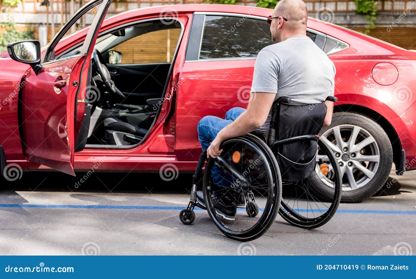 Junger Behinderten Fahrer, Der in Roter Auto Fom Rollstuhl Wird ...