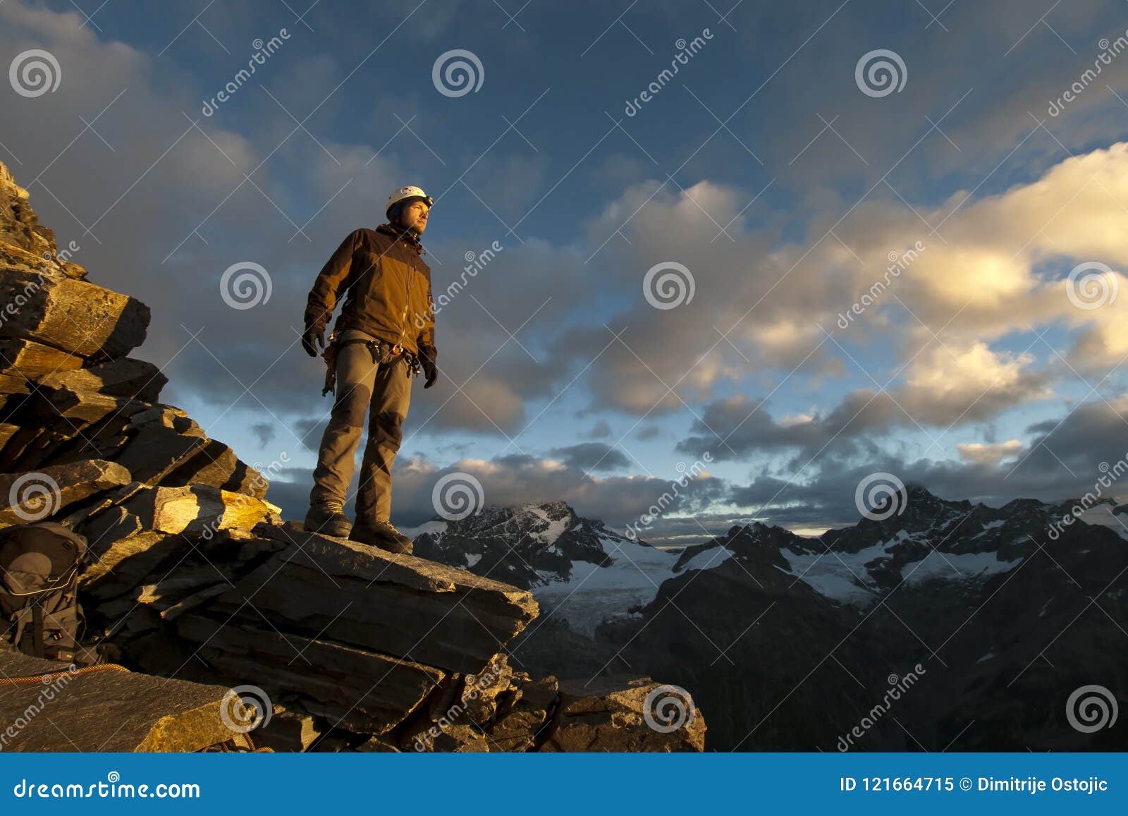 Junger Bergsteiger, Der am Klippenrand Steht Stockbild - Bild von ...