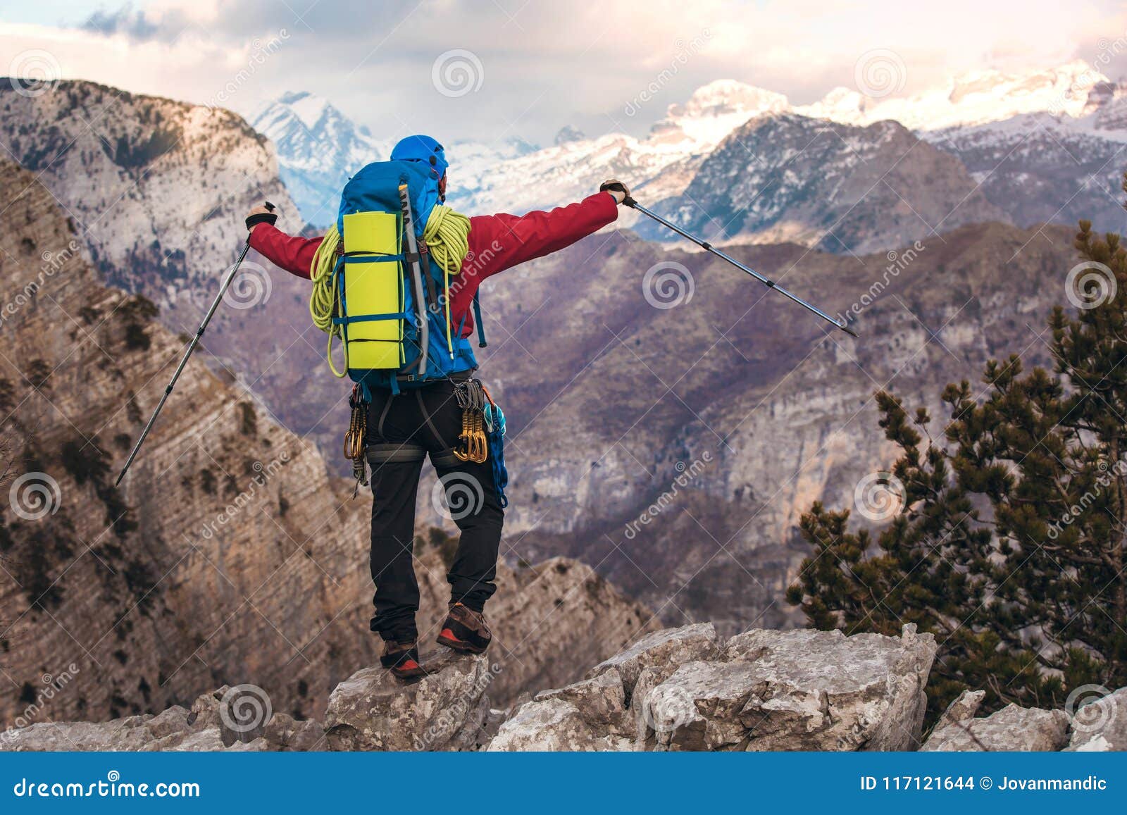 Junger Bergsteiger, Der Mit Rucksack Auf Einen Berg Steht Stockfoto ...