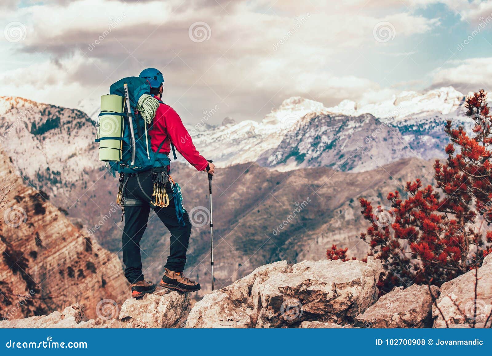 Junger Bergsteiger, Der Mit Rucksack Steht Stockfoto - Bild von haken ...
