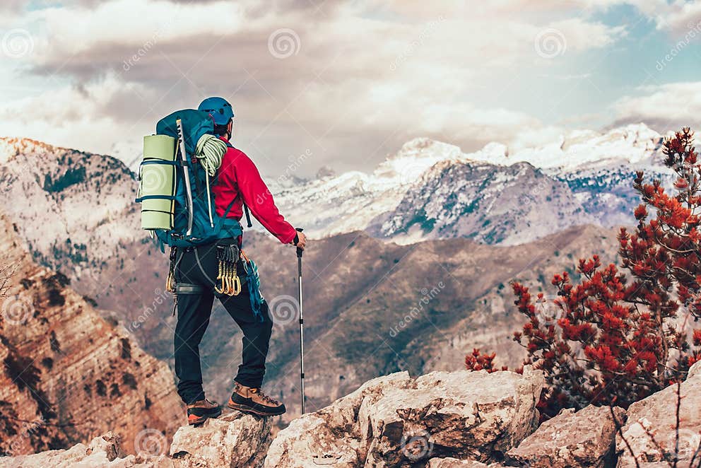 Junger Bergsteiger, Der Mit Rucksack Steht Stockfoto - Bild von haken ...
