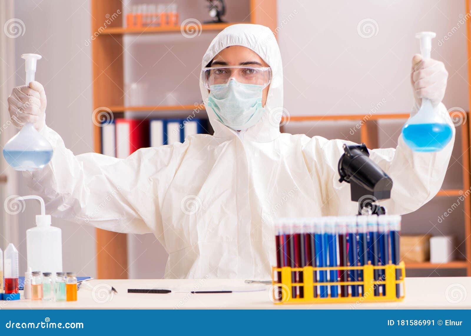 Junger Biochemiker Im Labor Funktioniert Stockbild - Bild von chemie ...