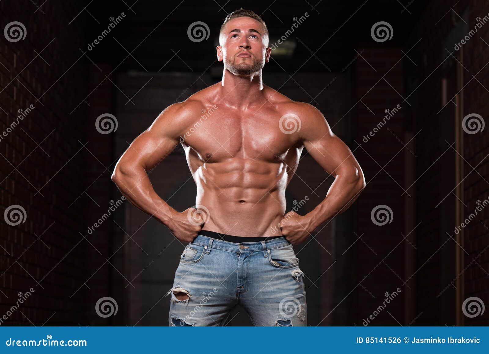 Junger Bodybuilder in Den Jeans, Die Muskeln Biegen Stockfoto - Bild ...