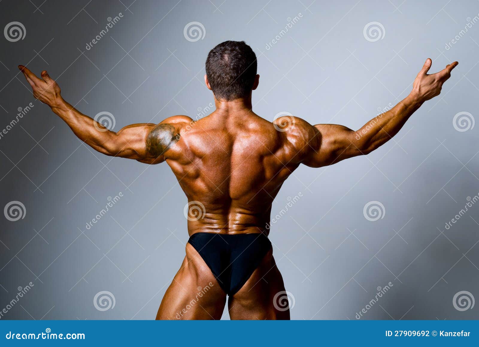 Junger Bodybuilder, Der Sein Bizeps Zeigt Stockfoto - Bild von gesund, junge: 27909692