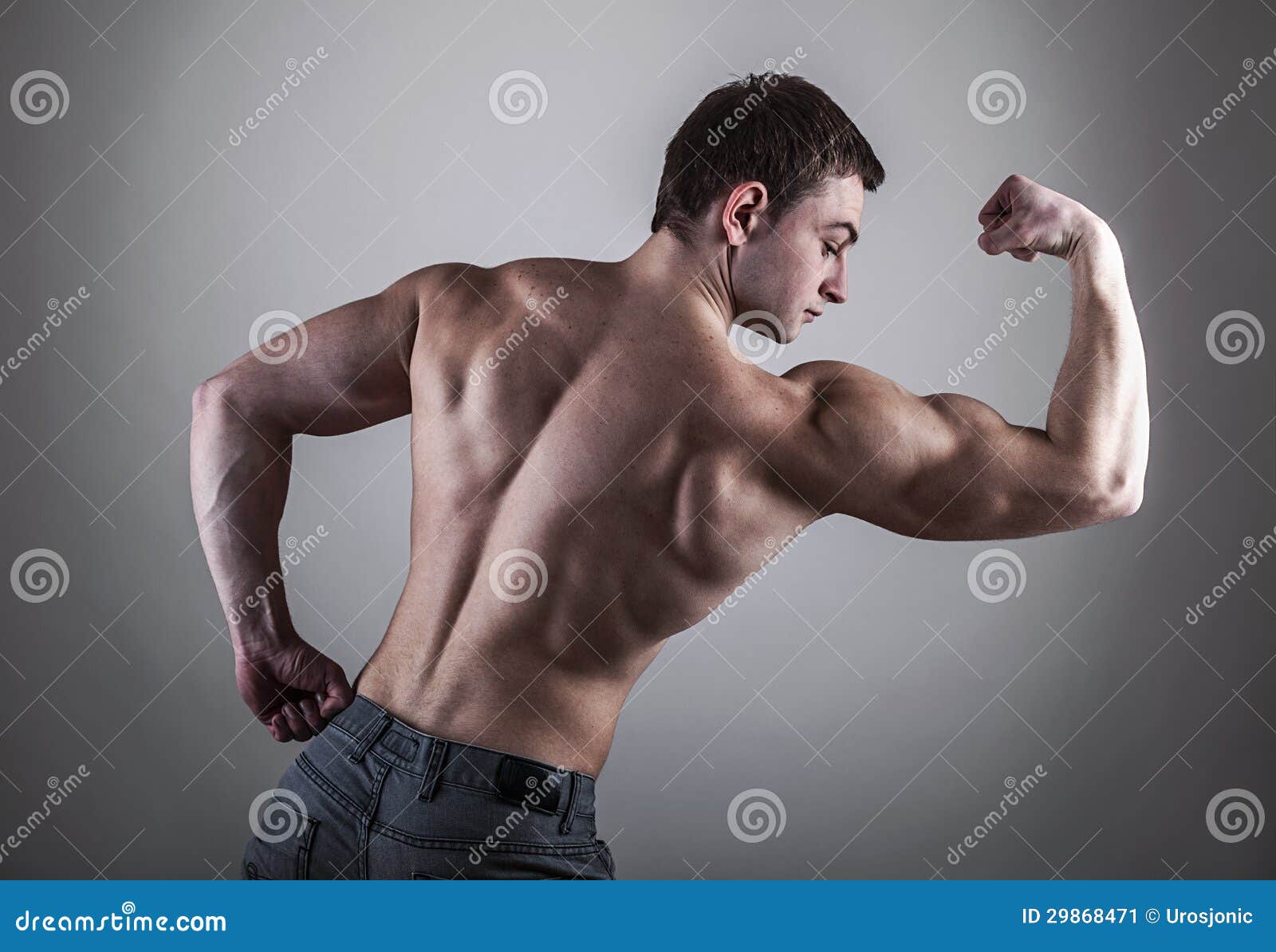 Junger Bodybuilder-Mann stockbild. Bild von kasten, lebensstil - 29868471