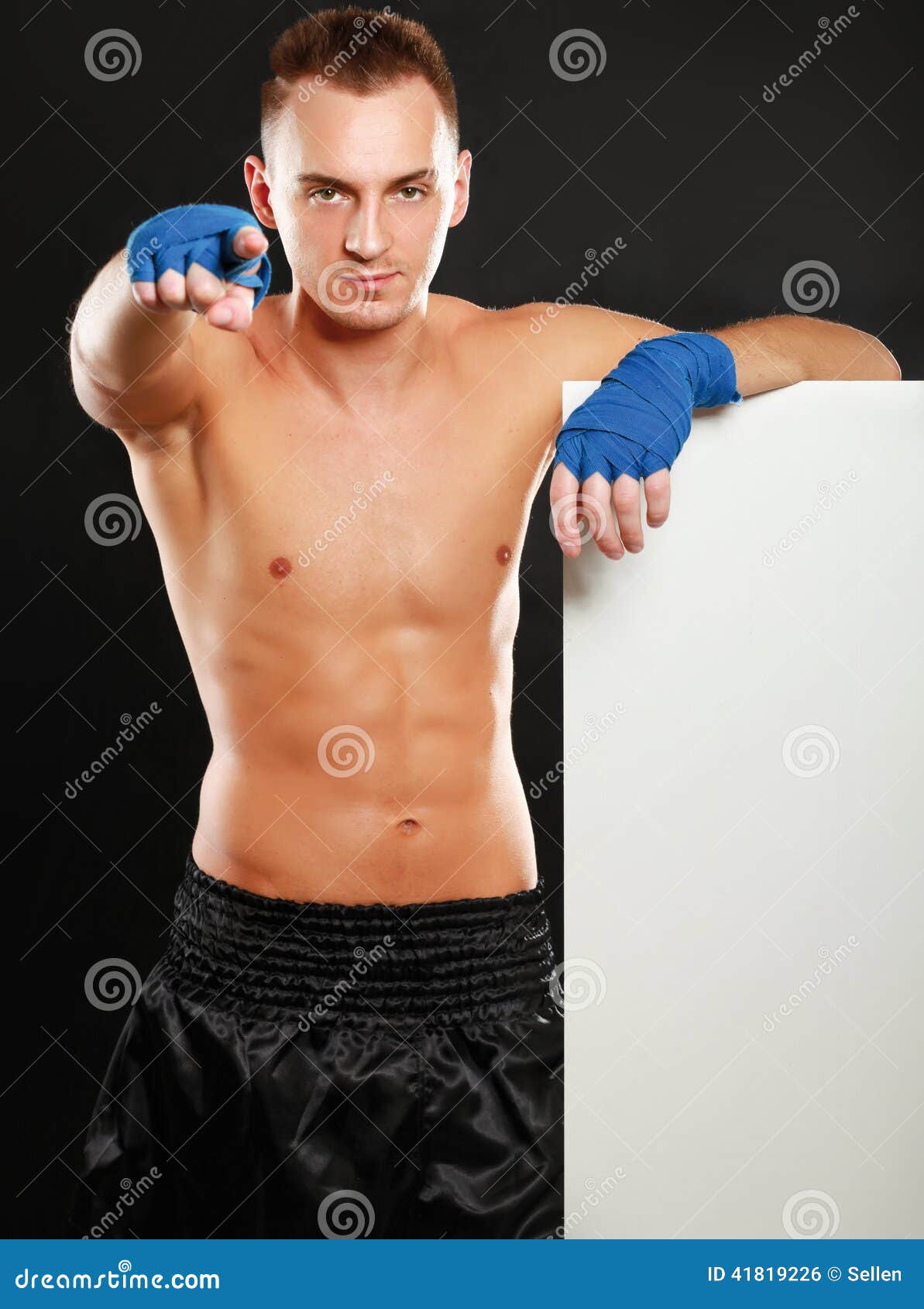 Junger Boxermann, Der Nahes Brett Und Das Zeigen Steht Stockfoto - Bild ...