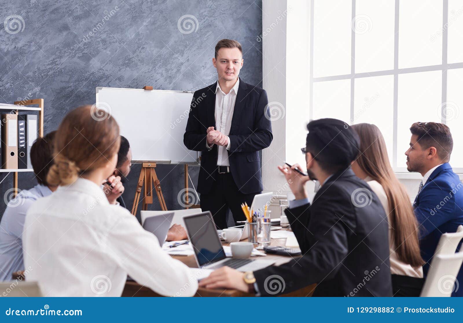 Junger Chef, Der über Neues Projekt Bei Der Sitzung Spricht Stockfoto ...