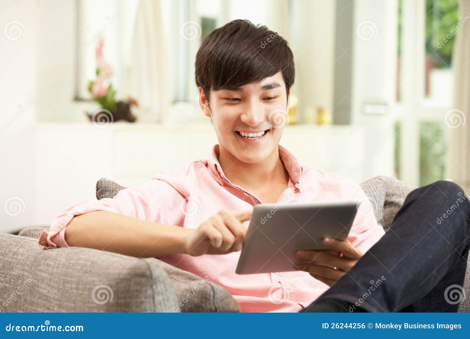 Junger Chinesischer Mann, Der Digital-Tablette Verwendet Stockfoto ...